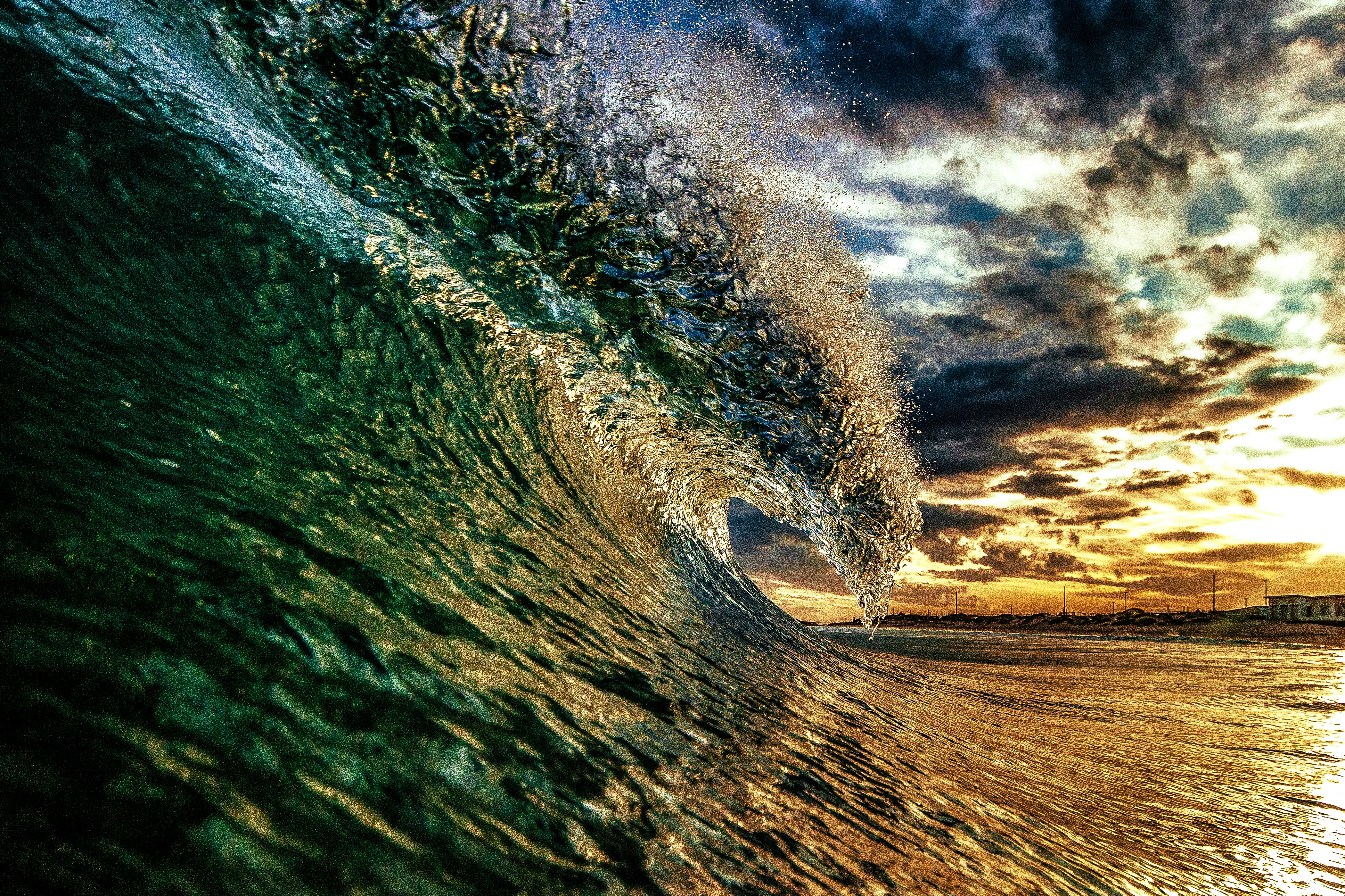 Crescent Break: A Surfer’s Eye on the Crest
