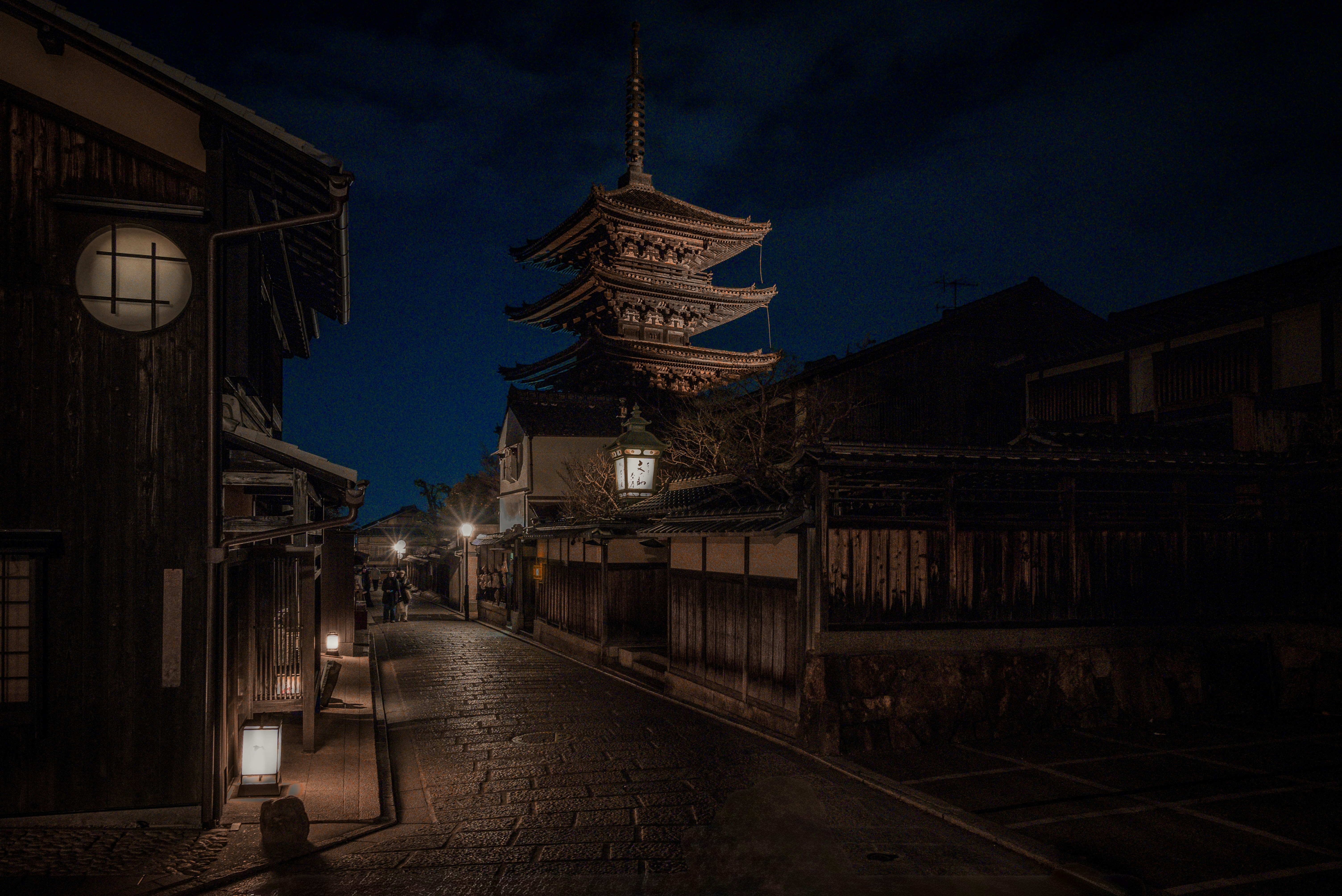 Whispers of Edo Alley: A Night on a Lantern-Lit Street
