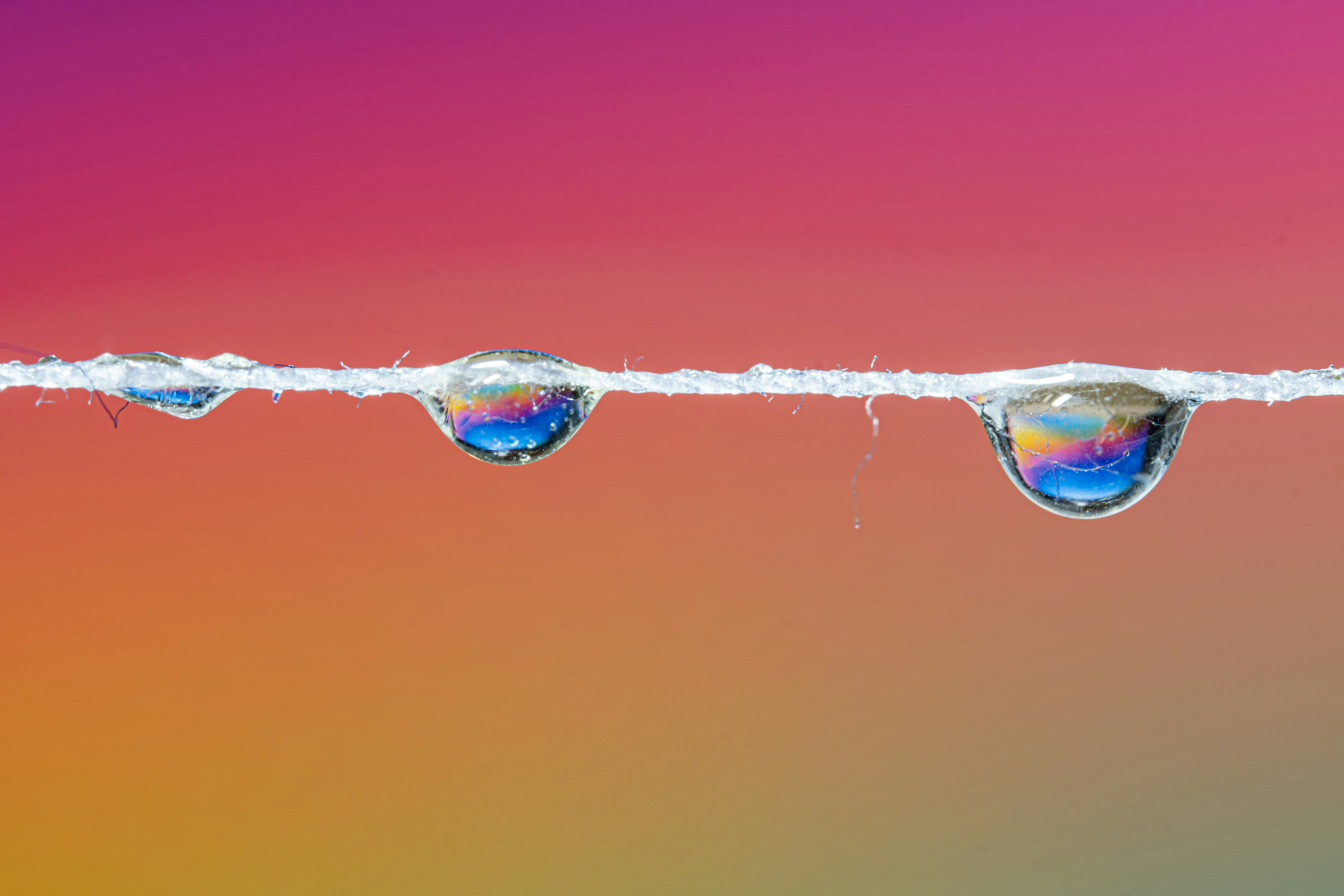 Liquid Prism: Droplets on a Rainbow Horizon