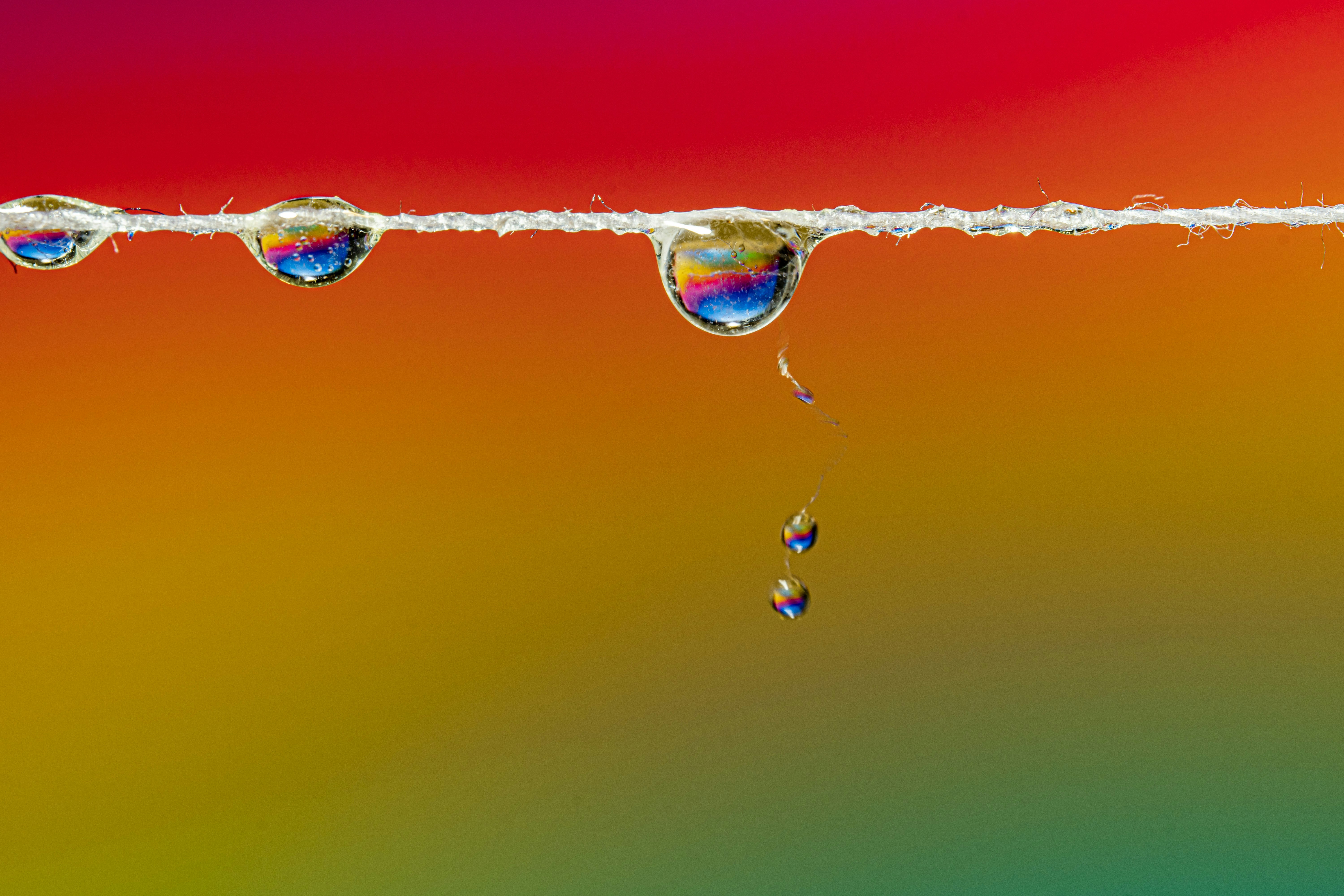 Rainbow Ribbon: Macro Droplets on a Colored Boundary