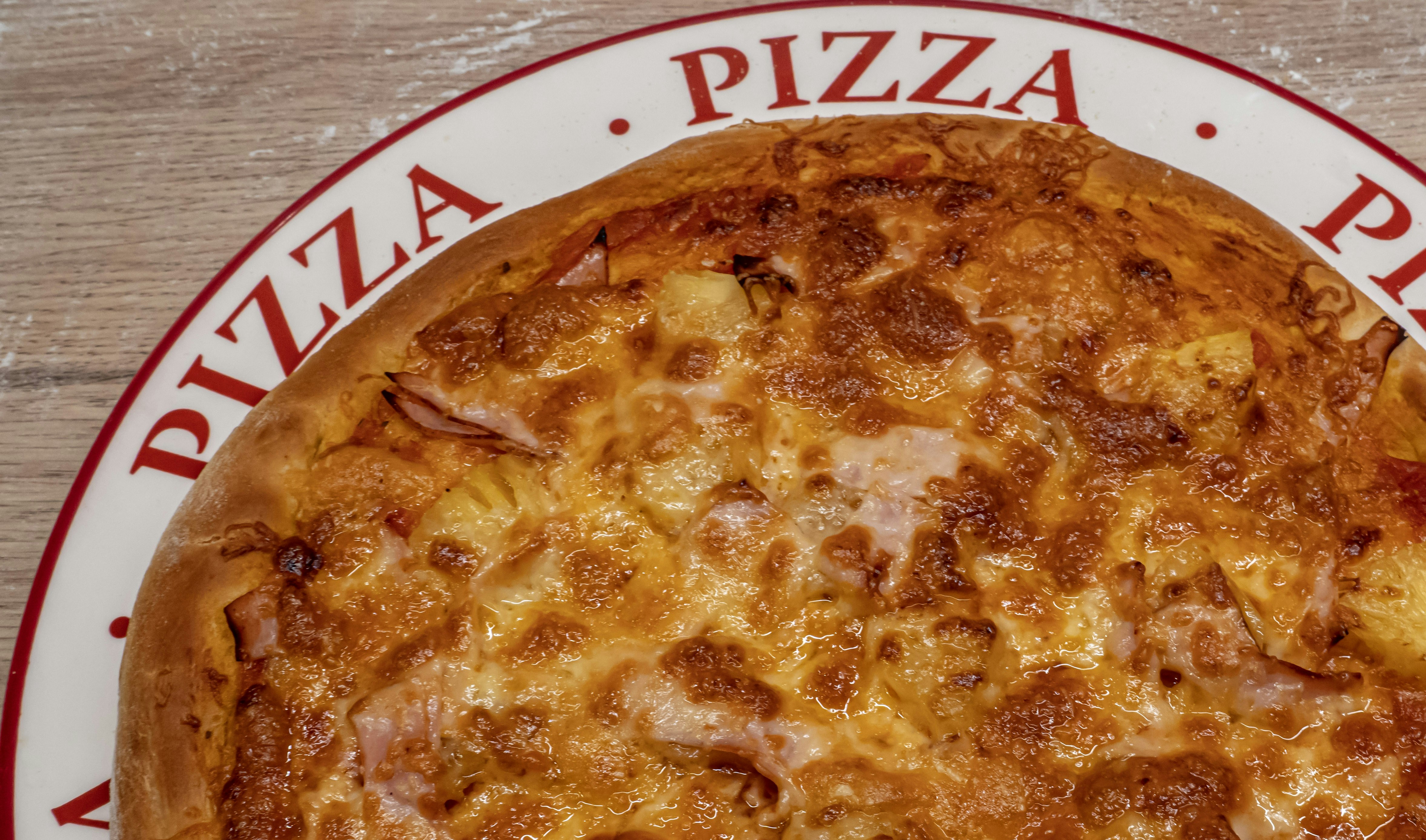 Golden Cheese Crown: A Close-Up of a Cheesy Pizza Slice