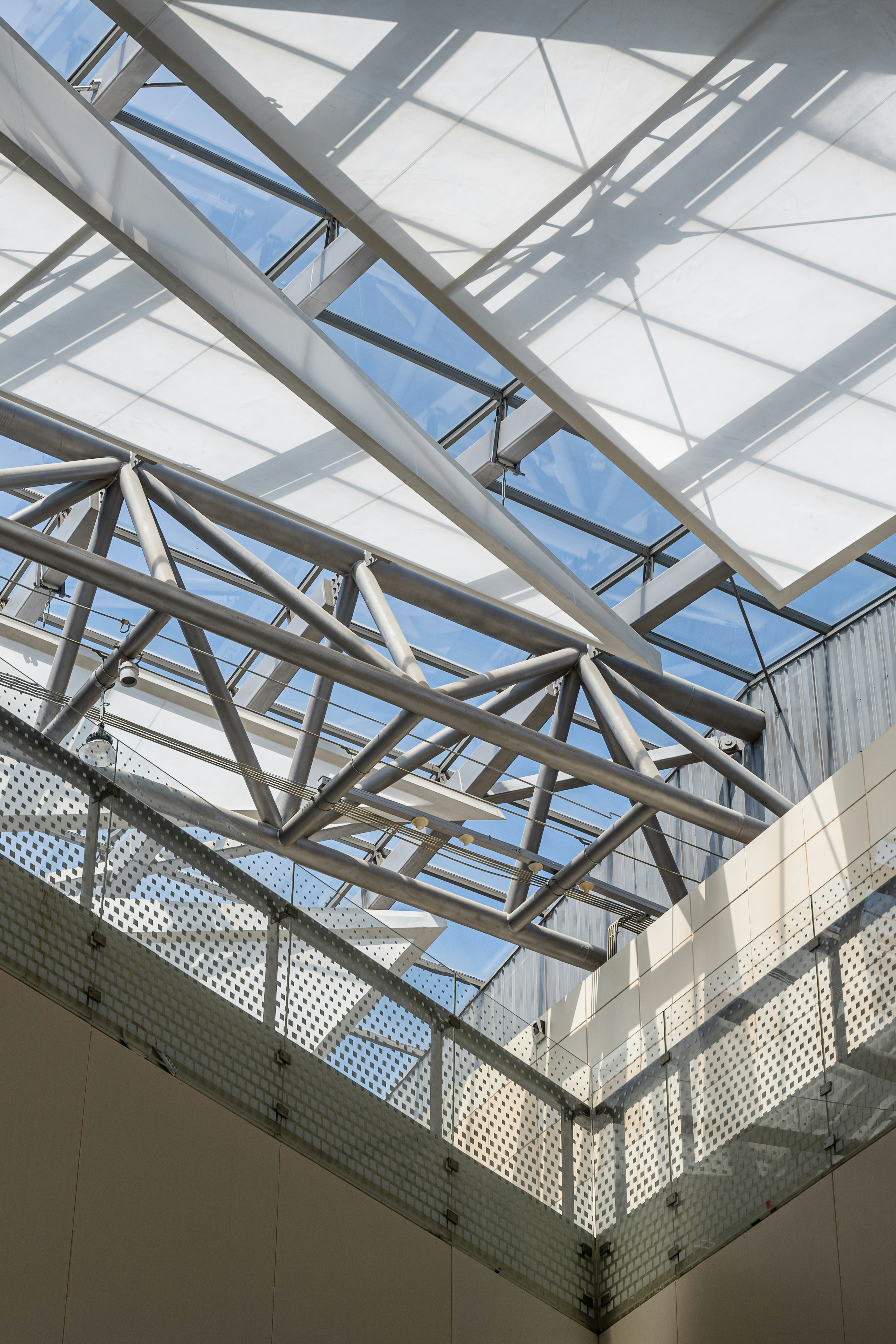 Crisscross of daylight and steel: architectural lattice in a sunlit atrium