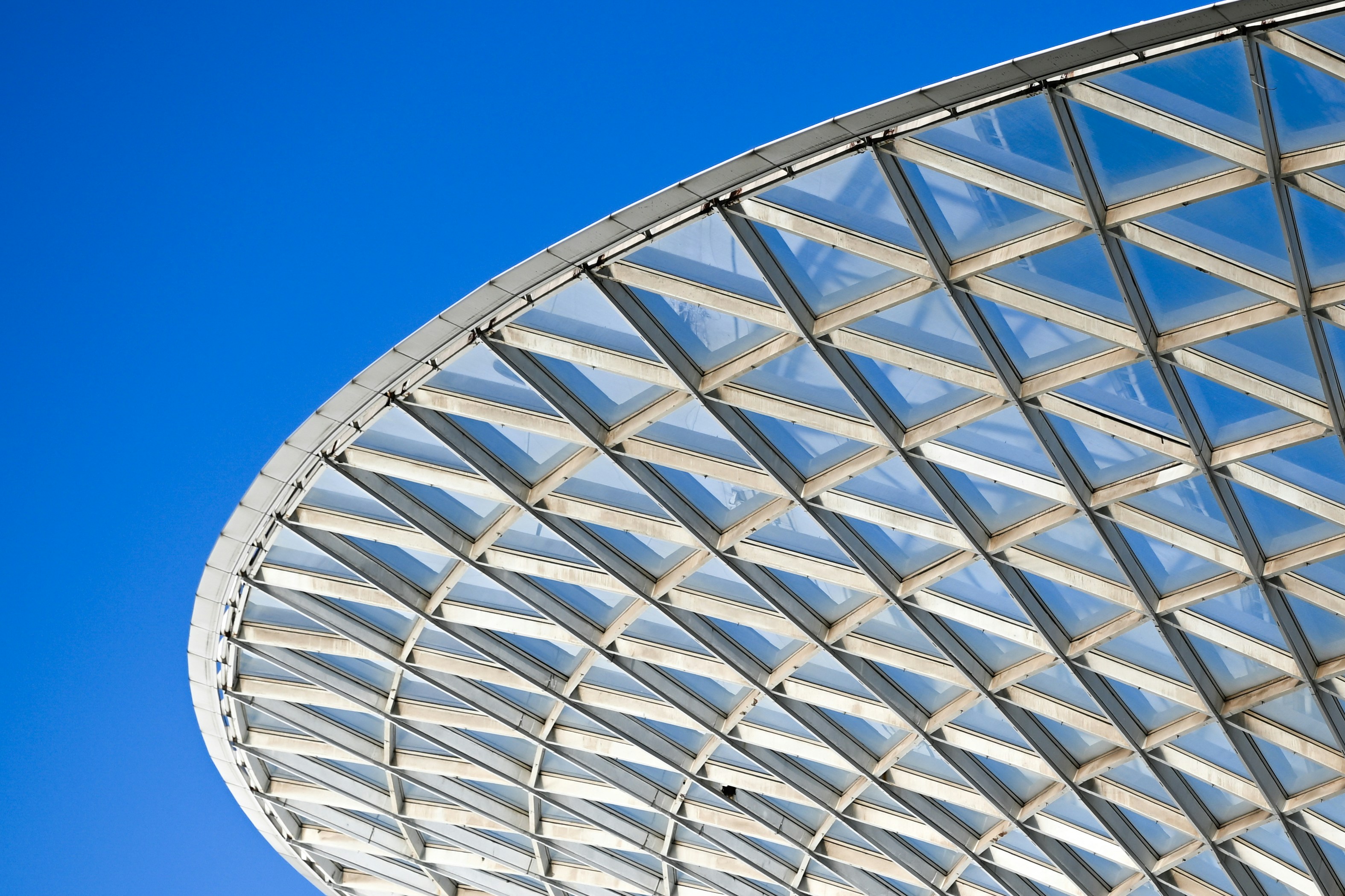 Radian Mesh: a Segmented Dome Cutting Across a Clear Sky
