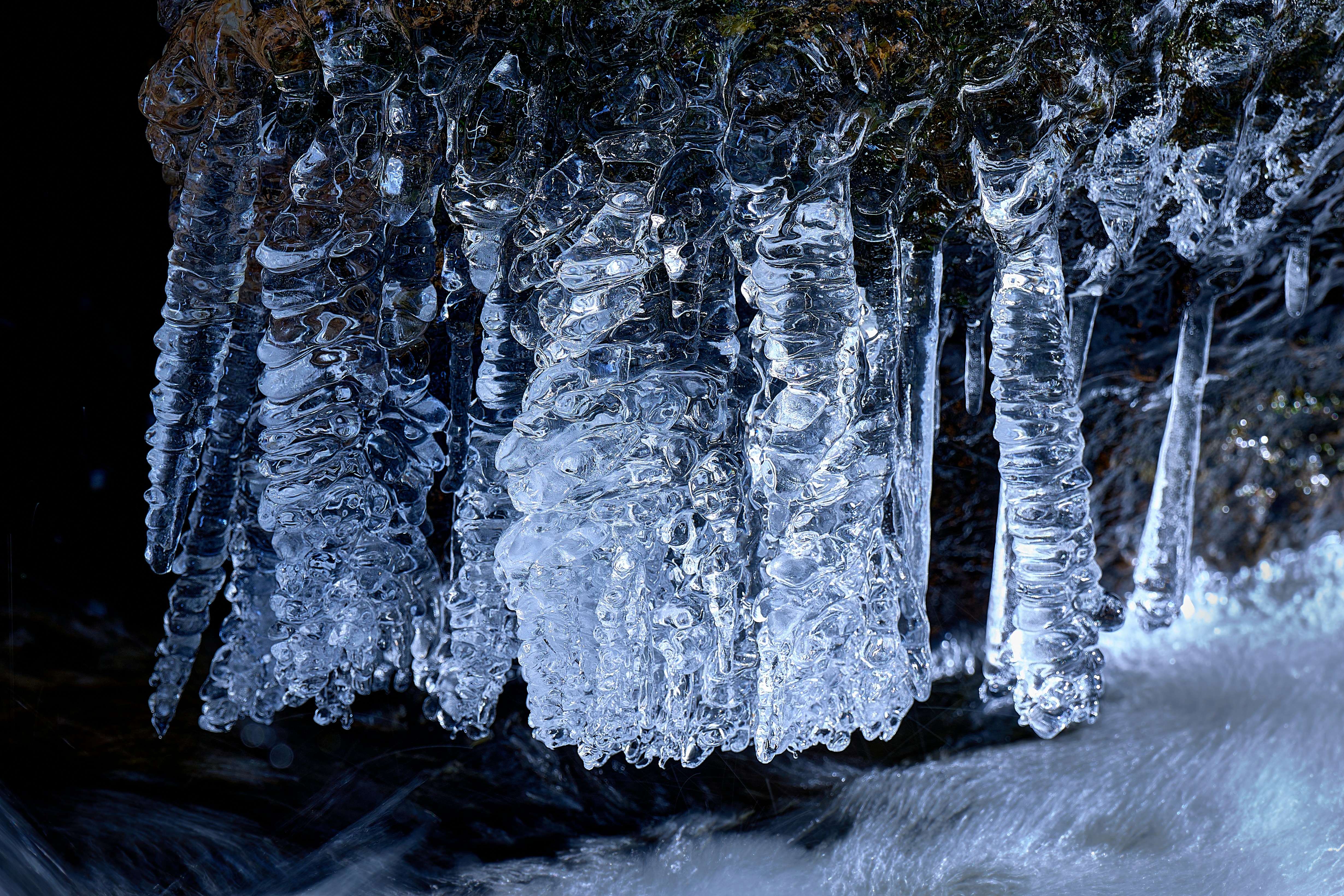 Icicles over a Frozen Current: Crystal Choreography