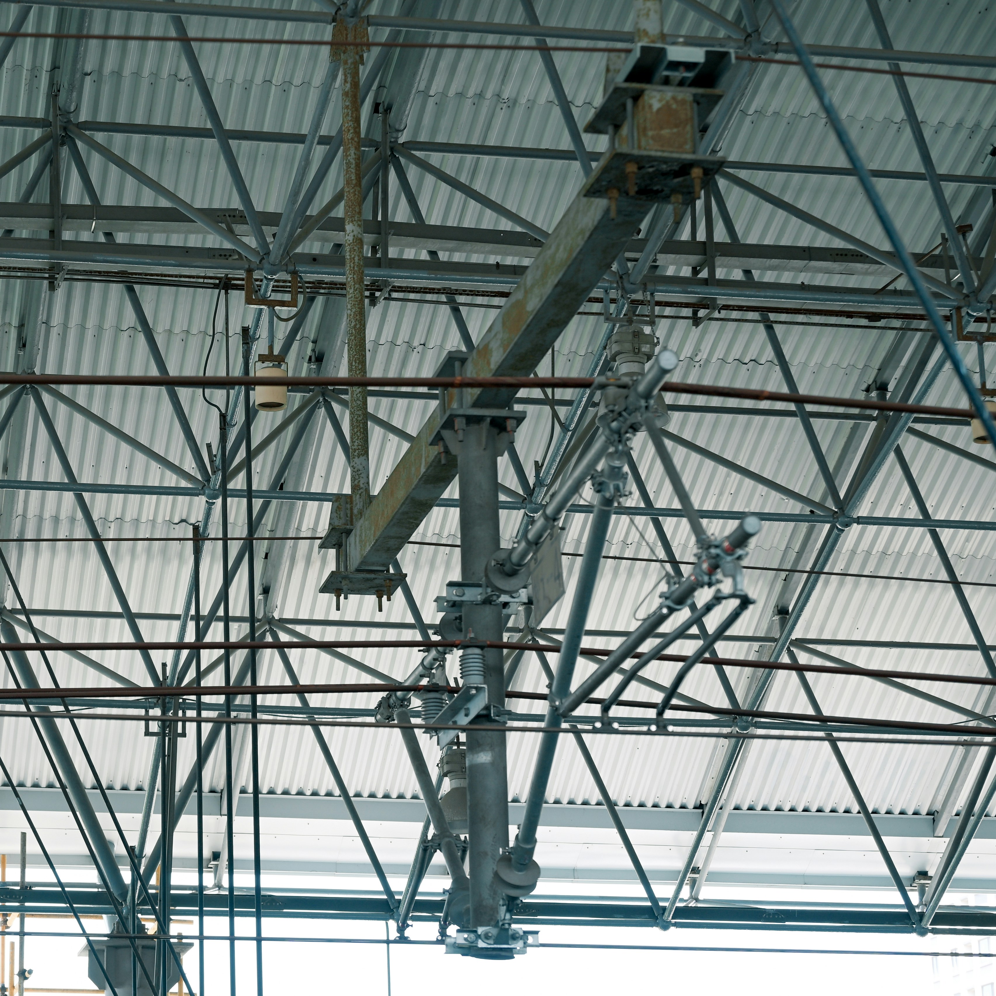 Industrial Gridwork: Inside a Roof Truss Network