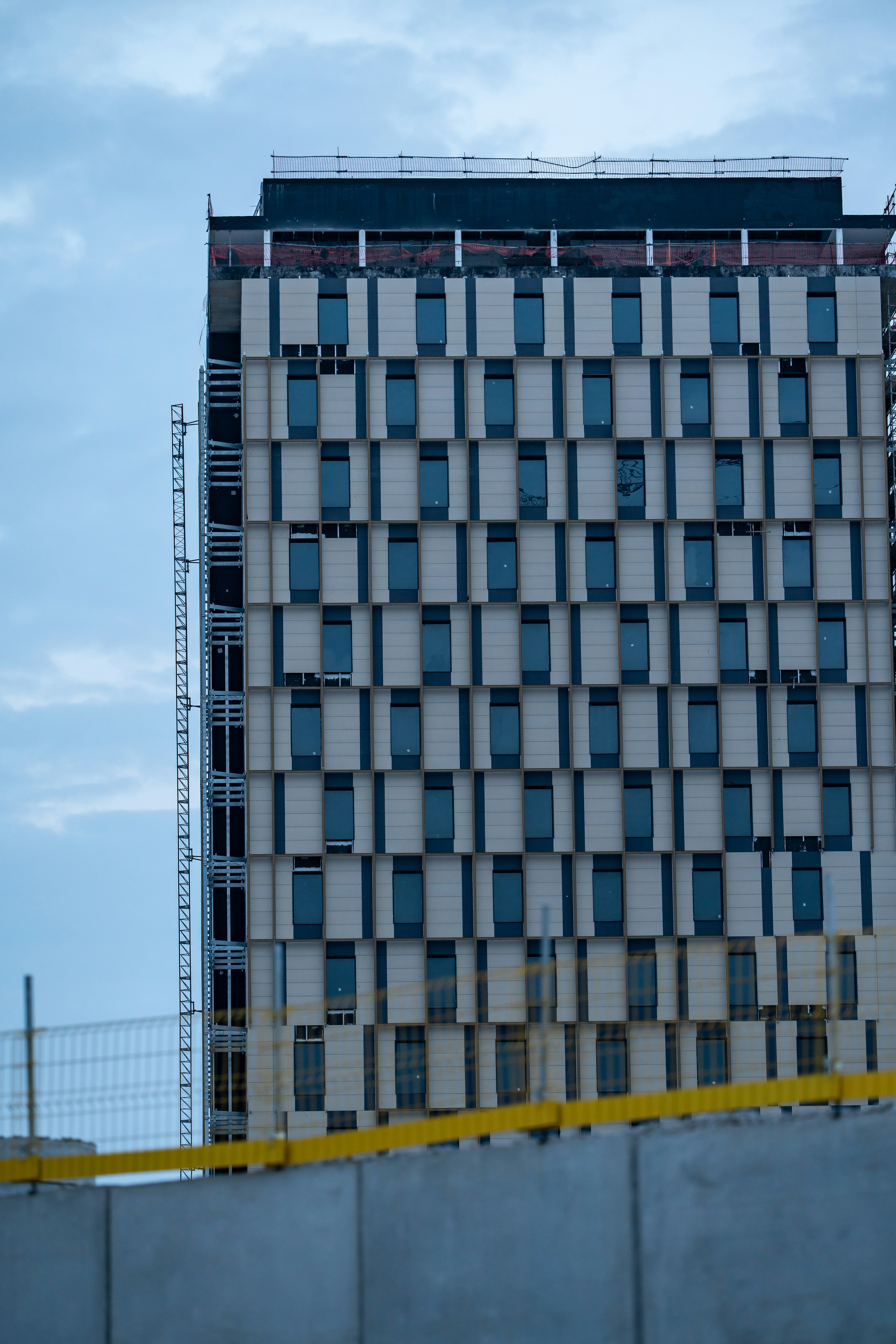 Facade Geometry: A High-Runward of Windows and Metal Grids