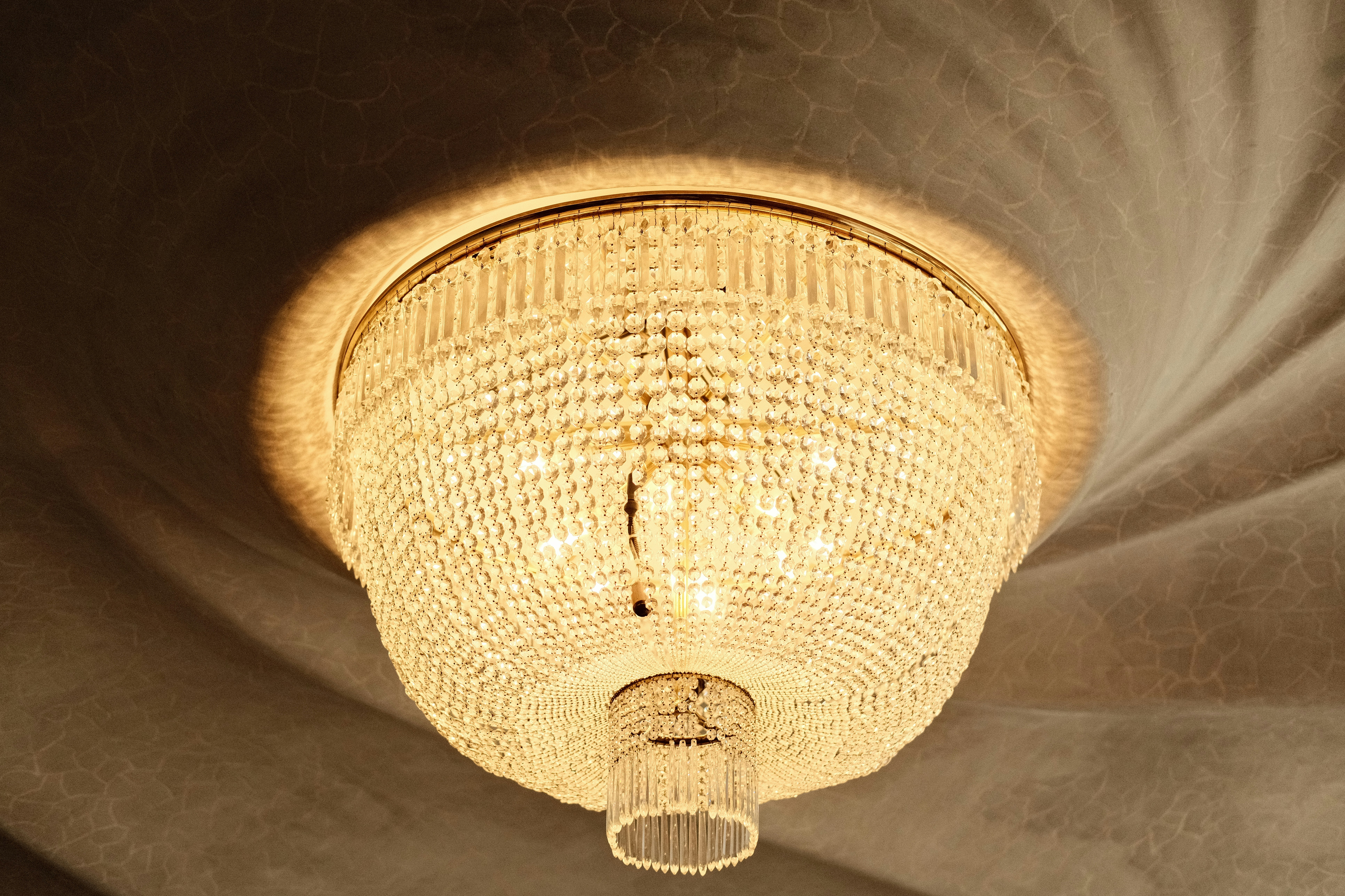 Crystal Halo: a Festive Ceiling Lamp in Soft Golden Light