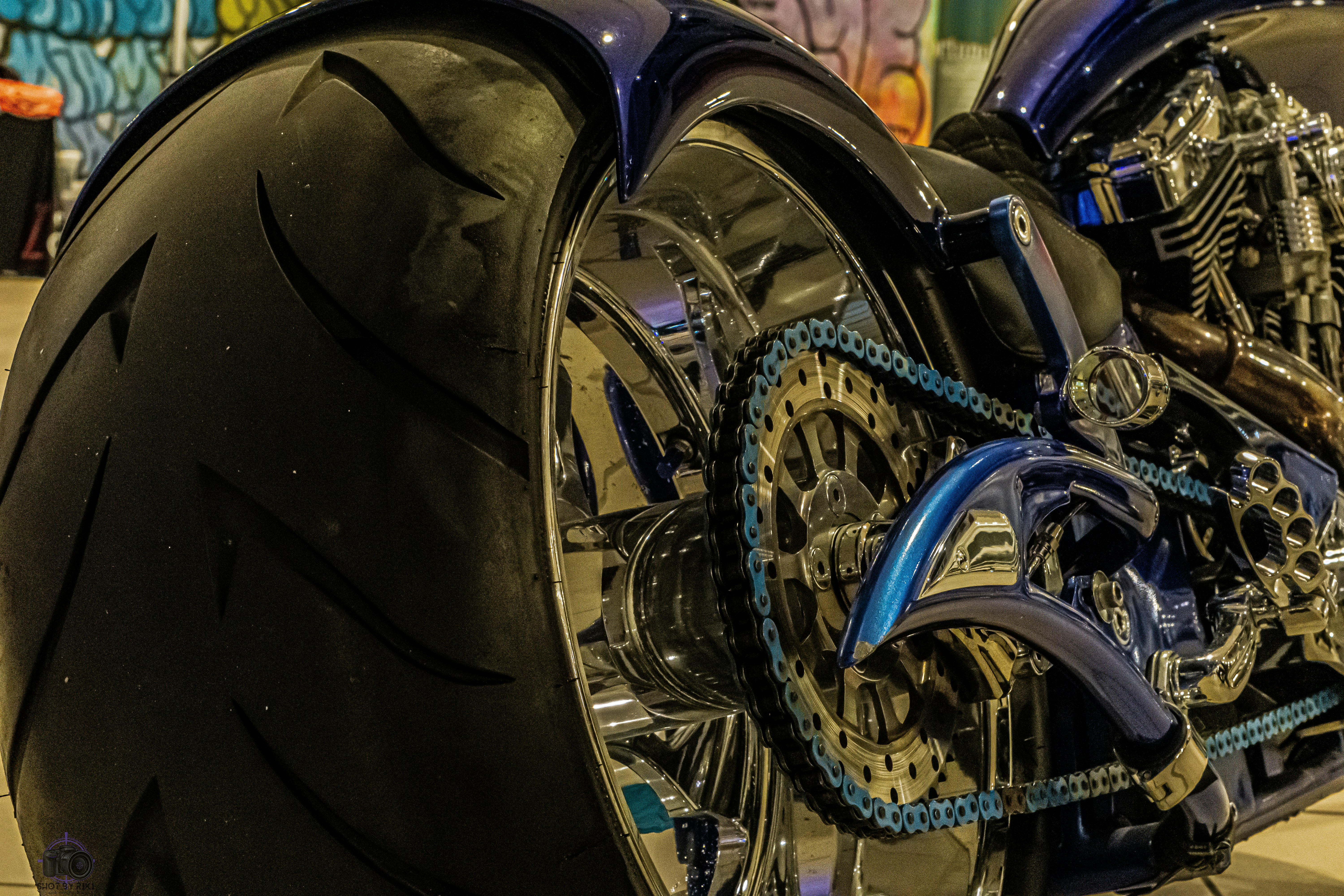 Blue Chain Reverie: Mechanical Symmetry in Motion