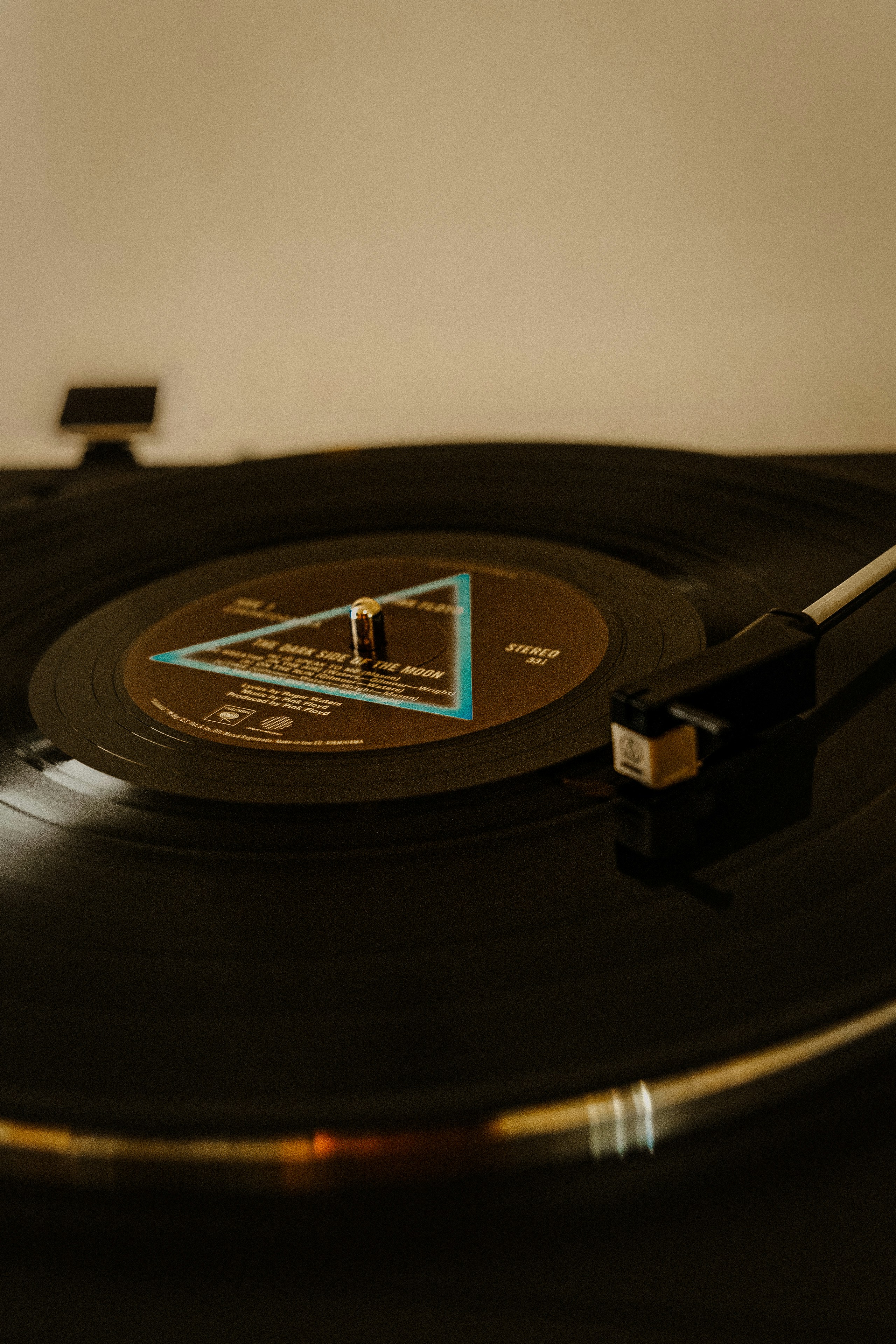 Vinyl in Focus: A Turntable’s Quiet Pulse