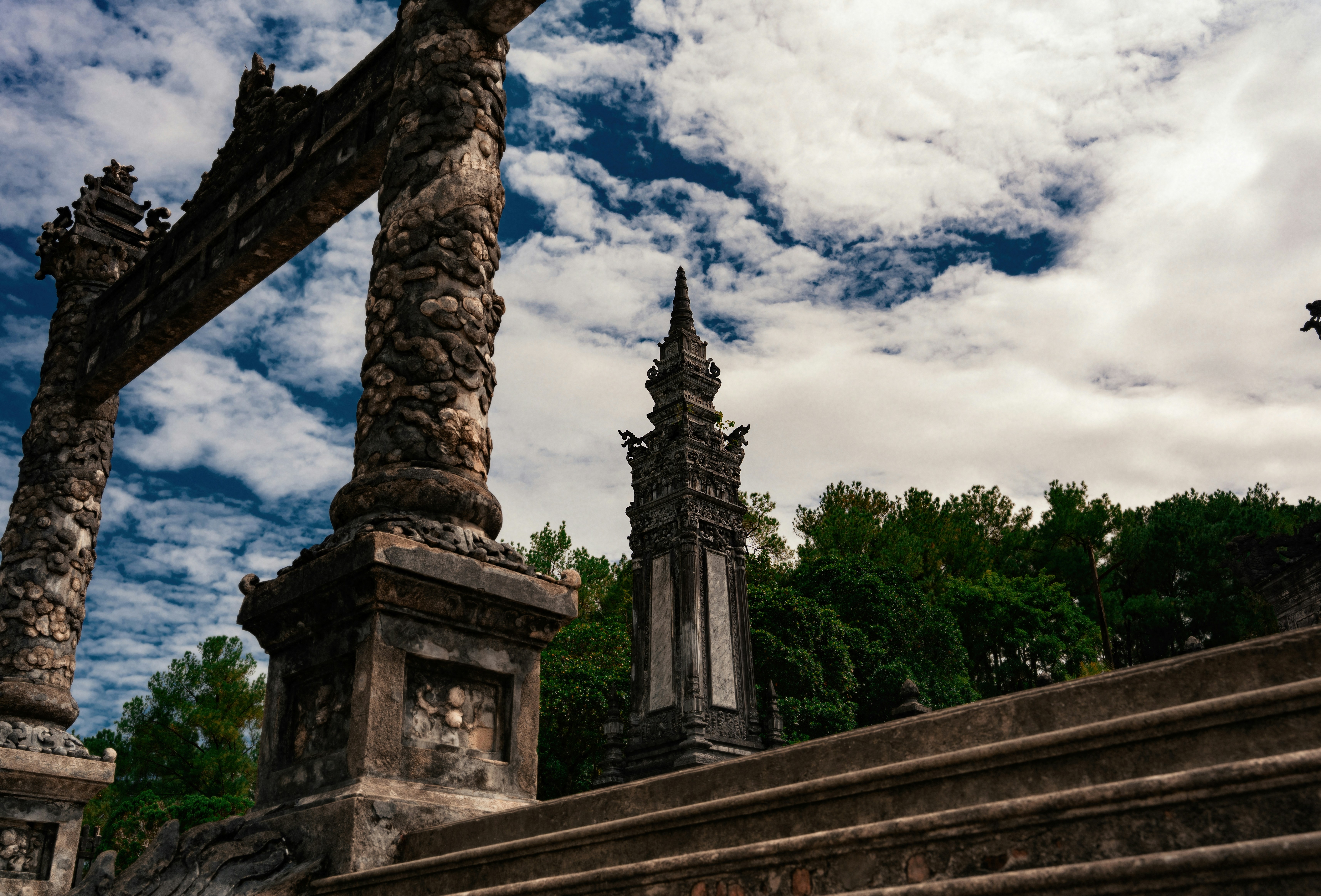 Stone Carvings in the Sky: A Quiet Terrace Above Ancient Structure