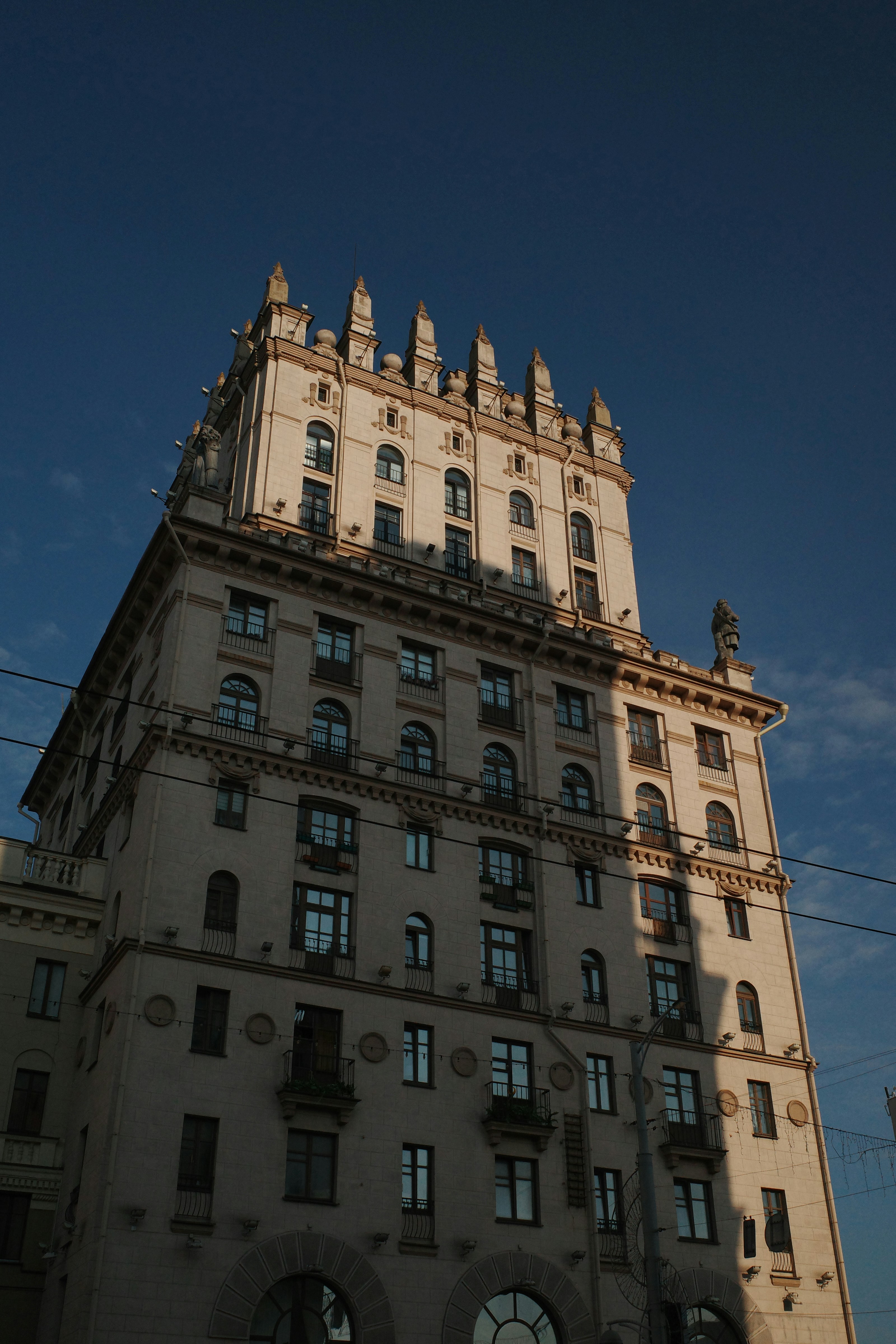 Sunlit Castle: A Tall Facade Reaching Toward the Sky