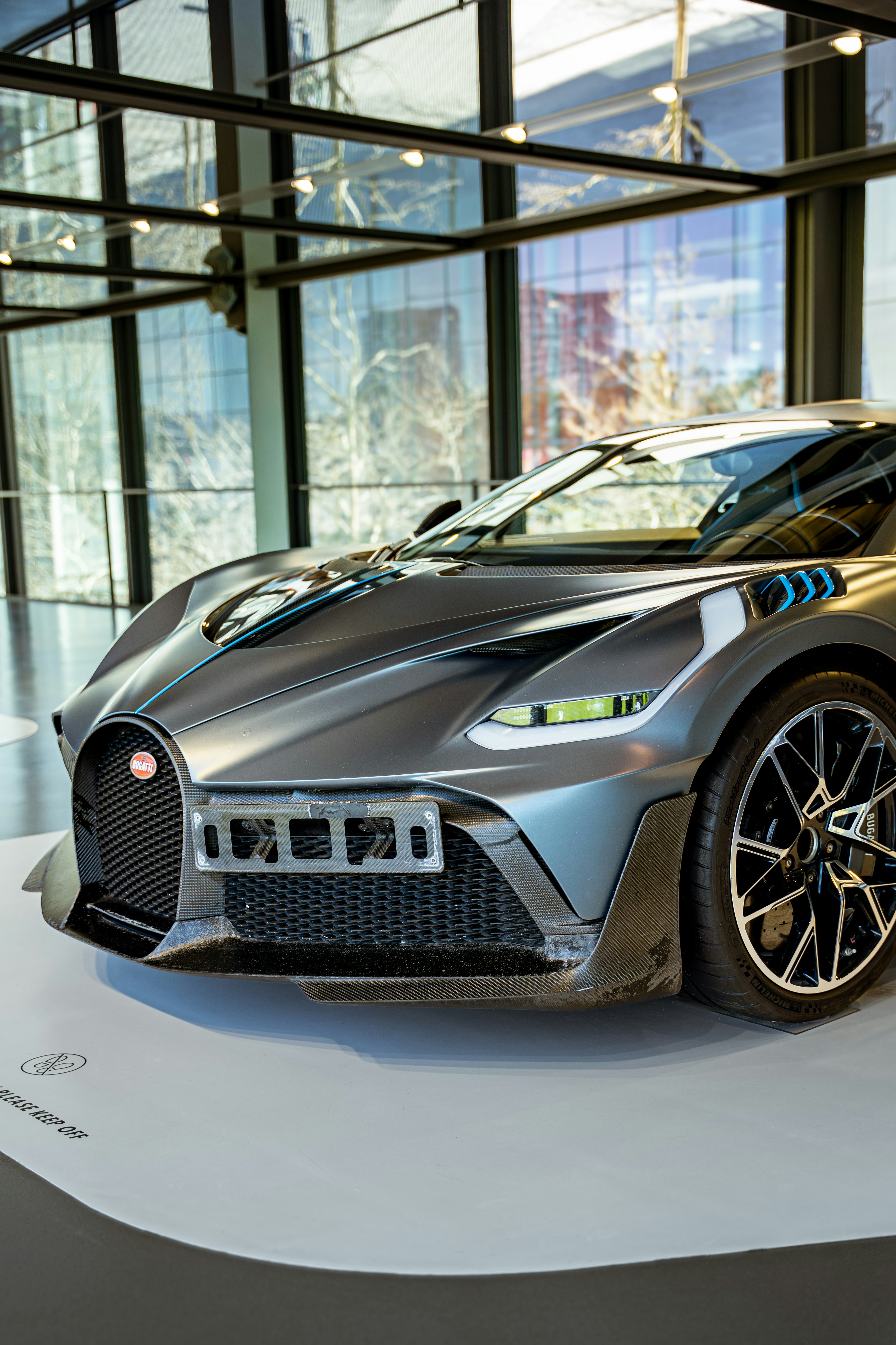 Liquid Metal: Bugatti Chiron's Gravitational Silhouette in a Modern Gallery