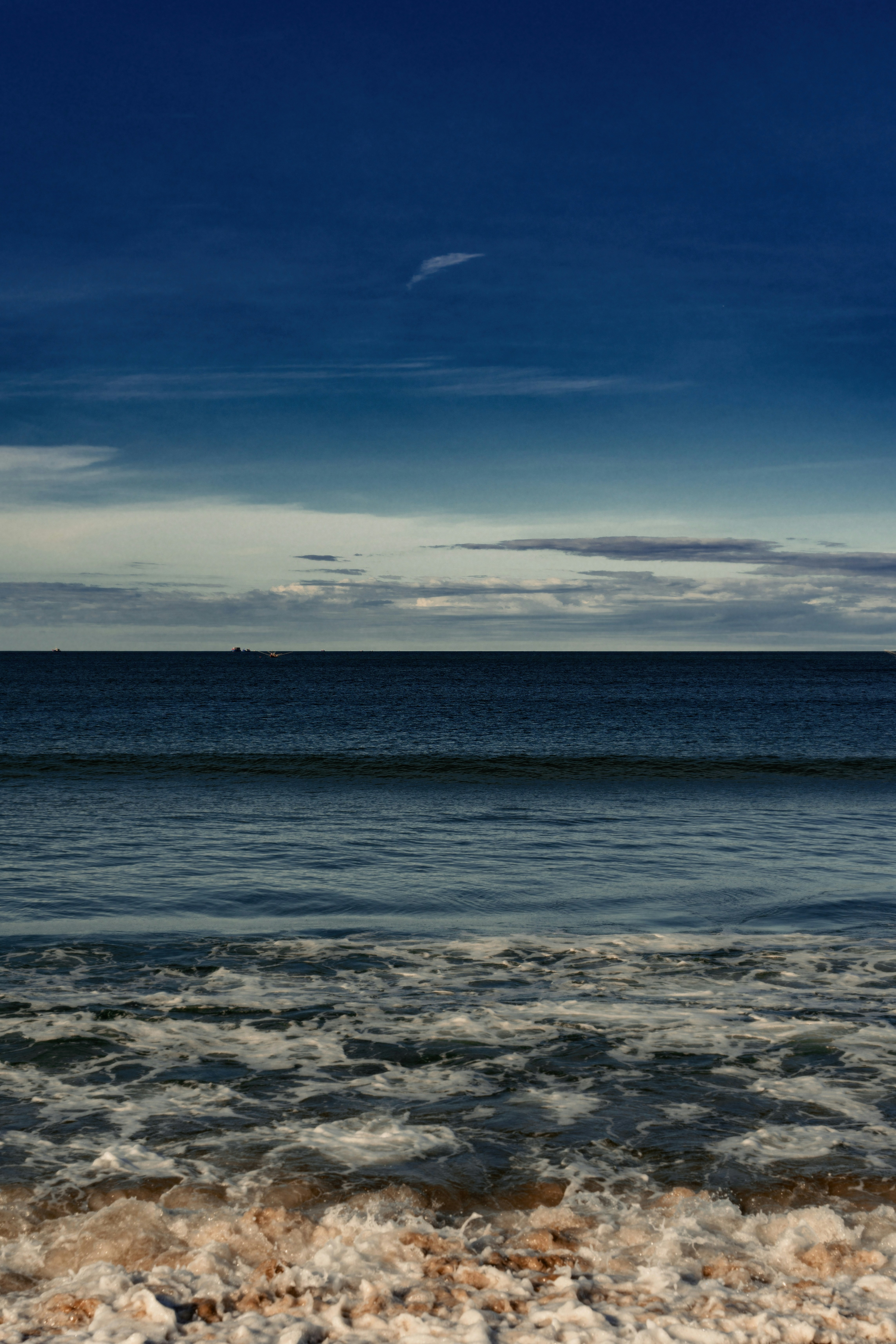 Horizon Quiet: A Sea-Wold Under a Velvet Sky