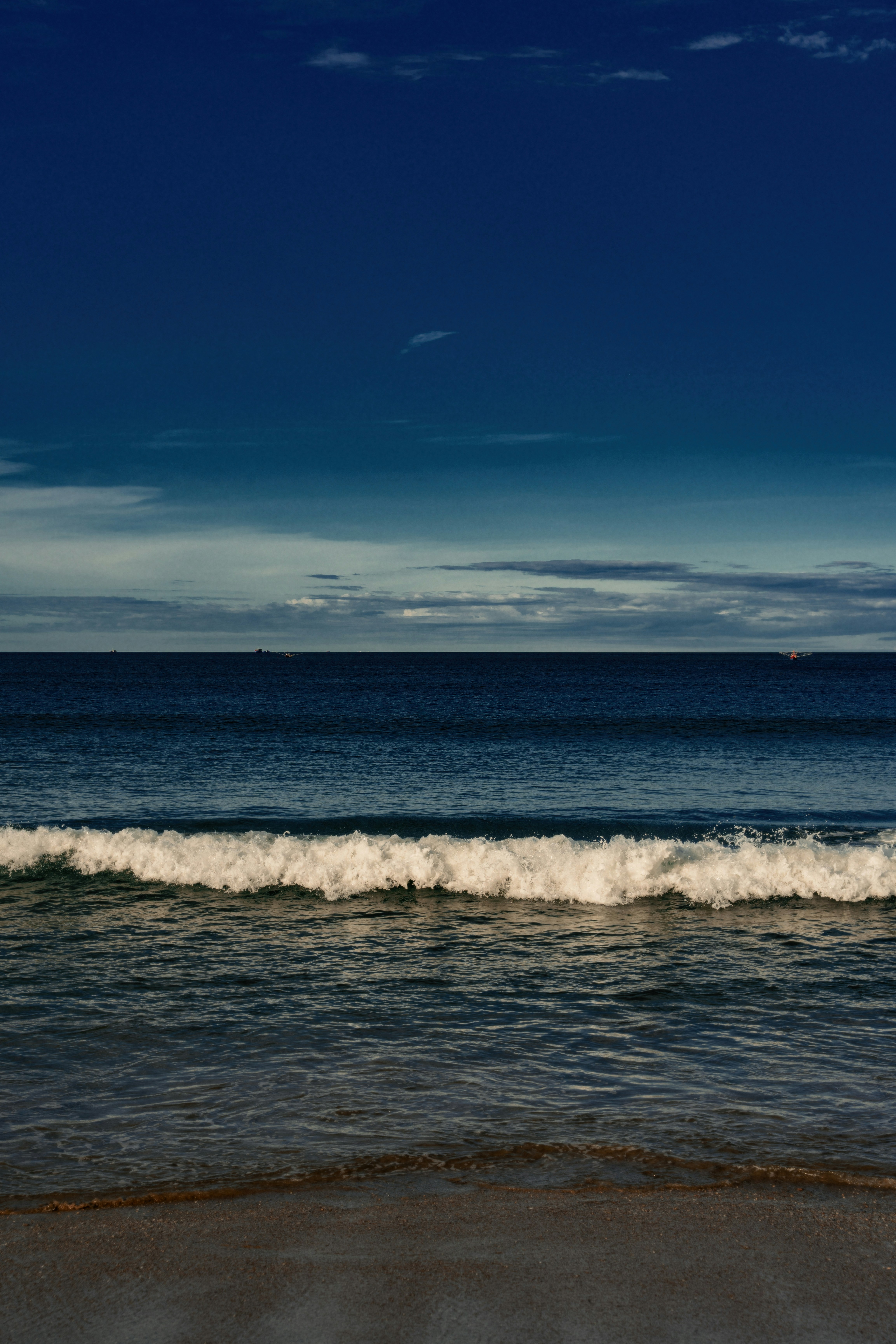 Horizon Calm: A Seaside Gradient under a Quiet Sky