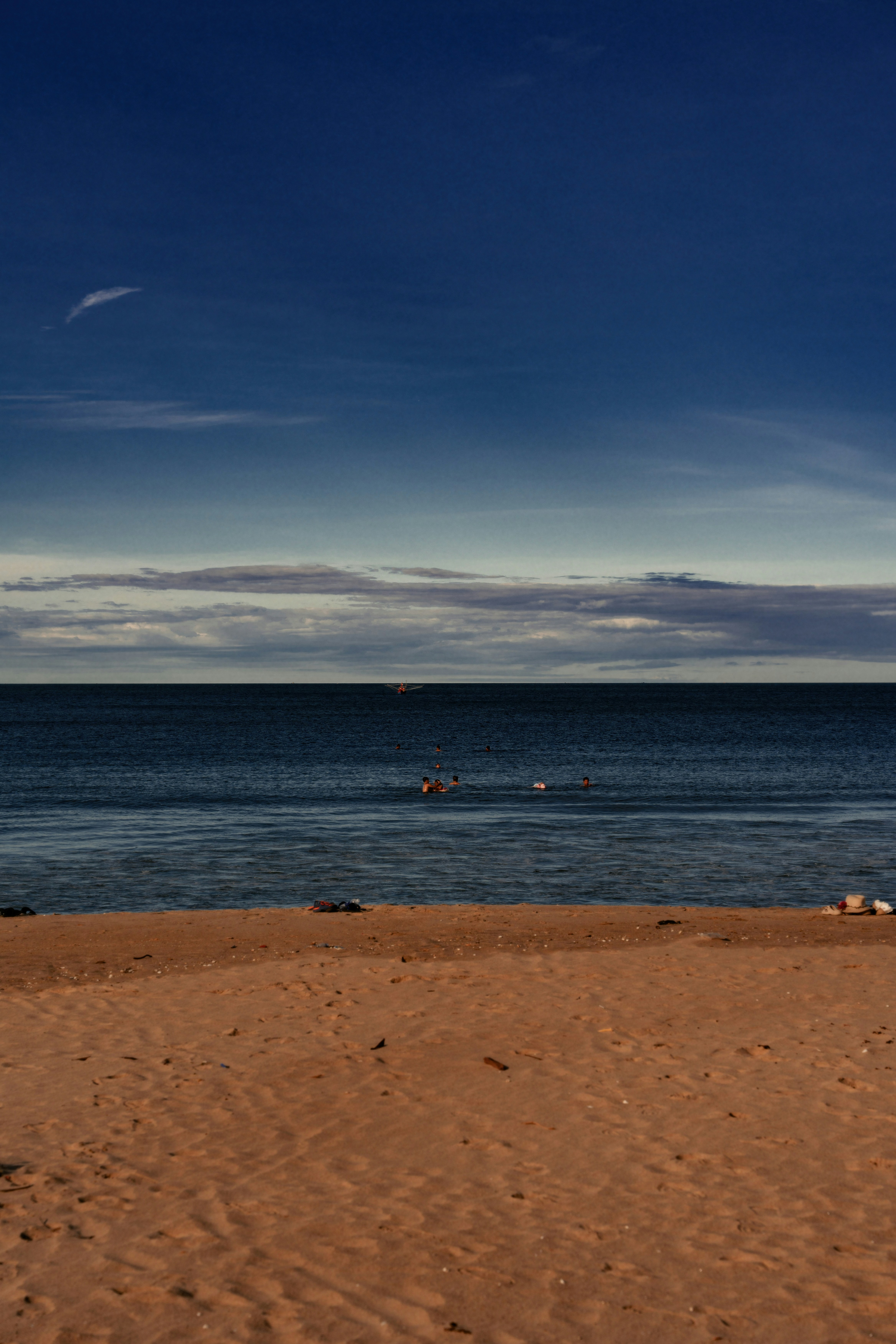 Coastal Quiet: A Horizon of Sand and Sea