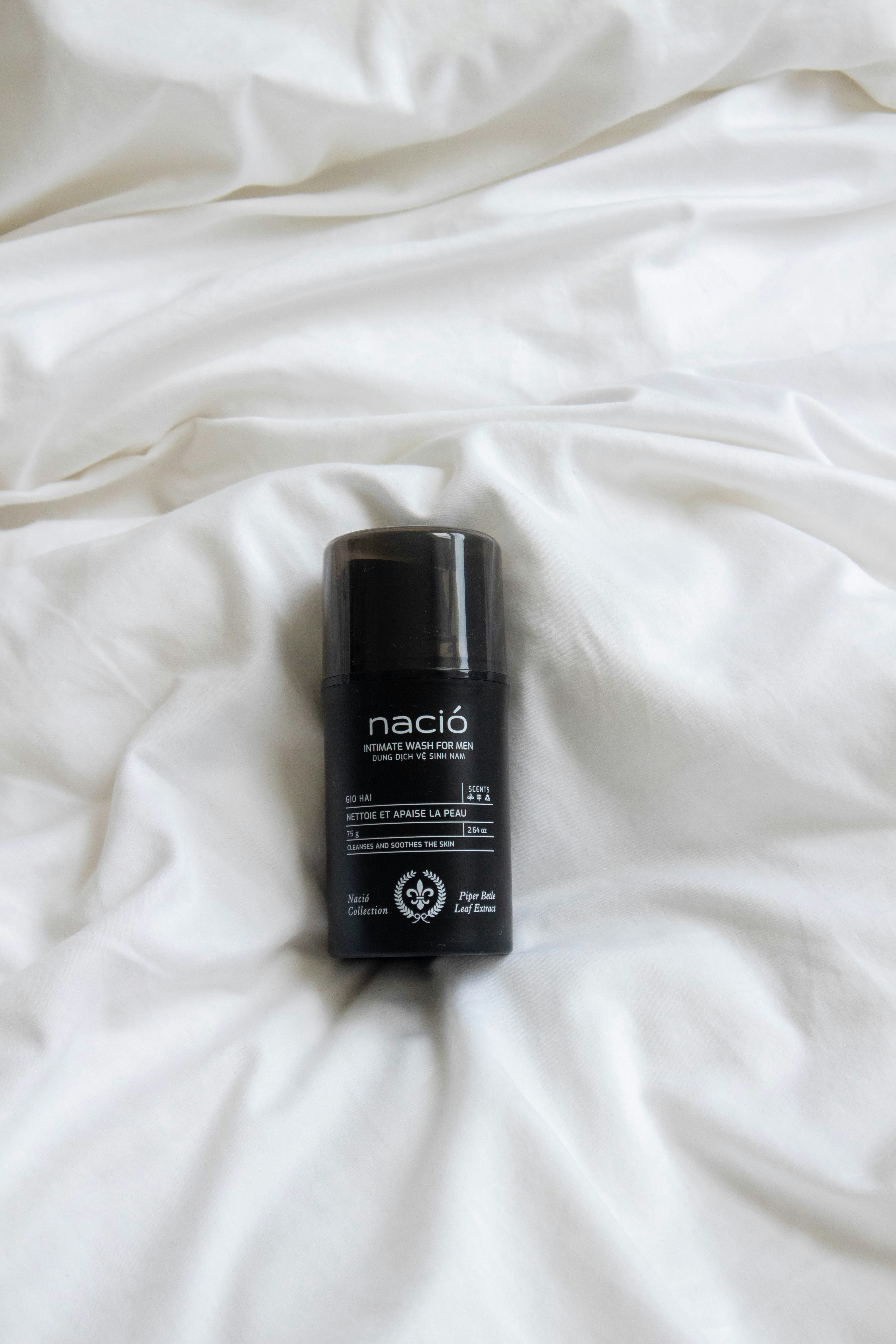 NáciÓ Intimate Wash for Men on a Soothing White Bed Linen