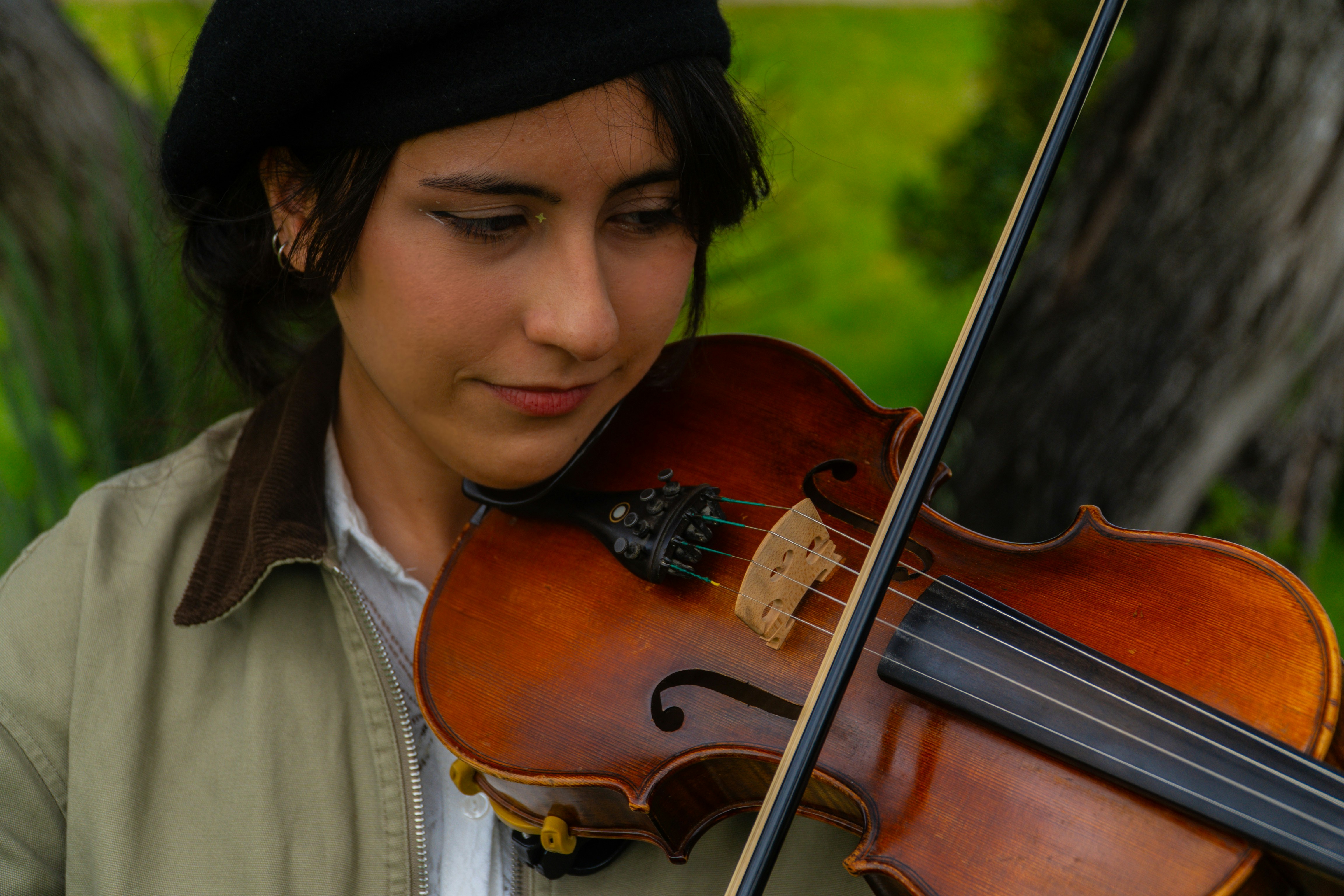 Close-Scaled Violin: Tender Focus on the Player’s Quiet Expression