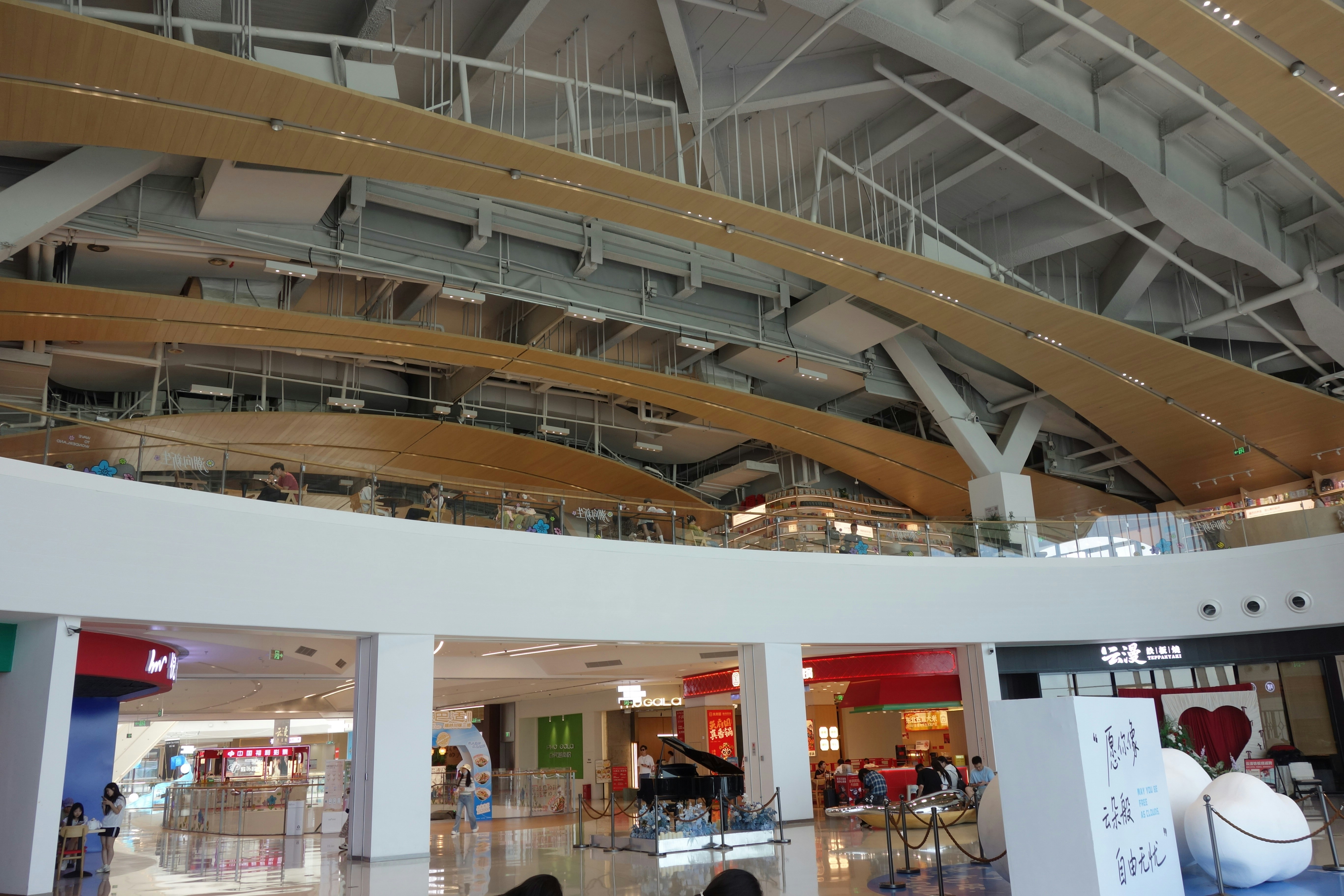 Curved Architecture Over the Mall: Aerial Rails and Soft Light