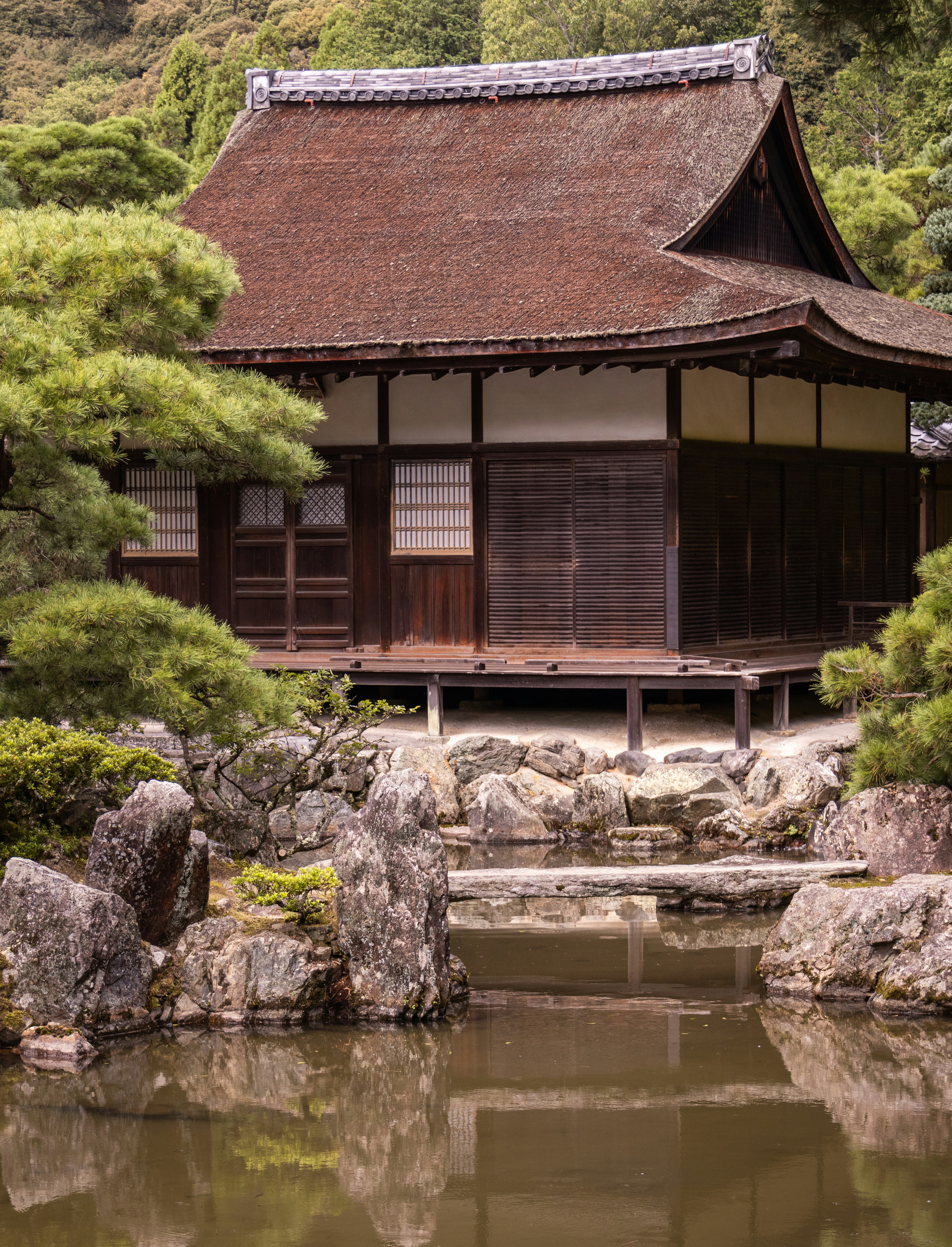 A peaceful building as part of the complex of Ginkaku-ji (銀閣寺) → “Temple of the Silver Pavilion”