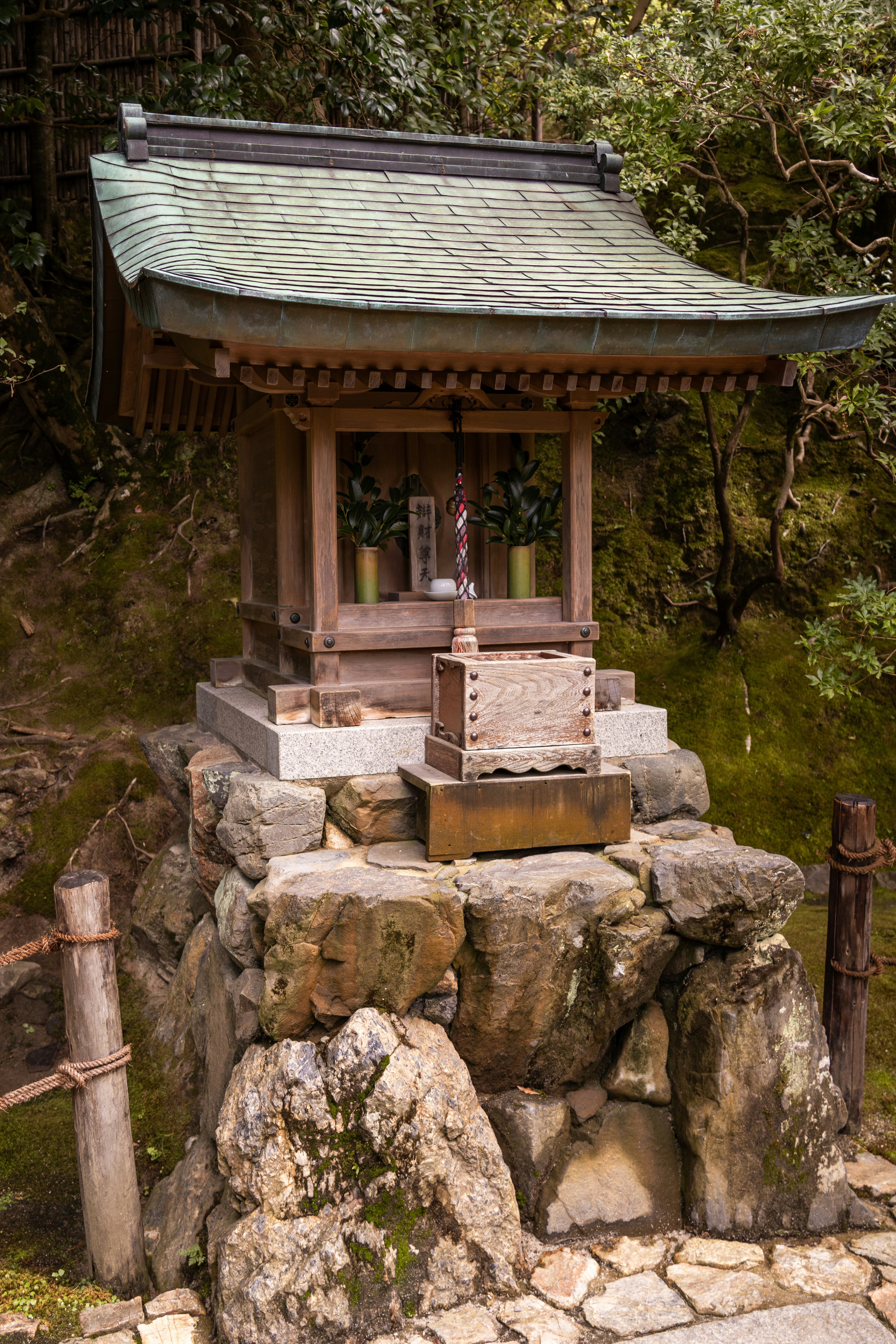 A Shinto shrine in the complex of Ginkaku-ji (銀閣寺) → “Temple of the Silver Pavilion”