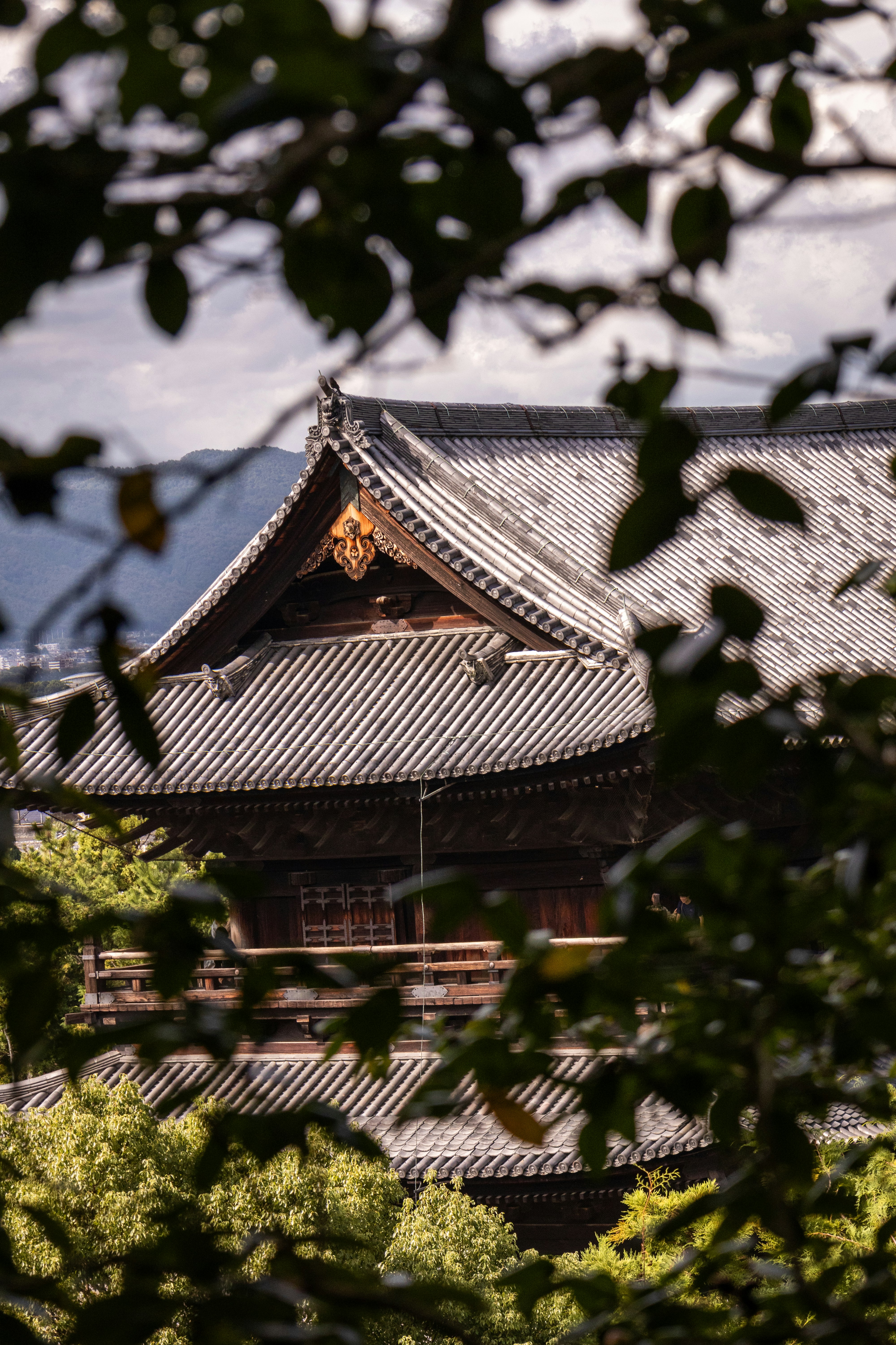 A beautifully designed rooftop on one of the buildings in the complex of Ginkaku-ji (銀閣寺) → “Temple of the Silver Pavilion”