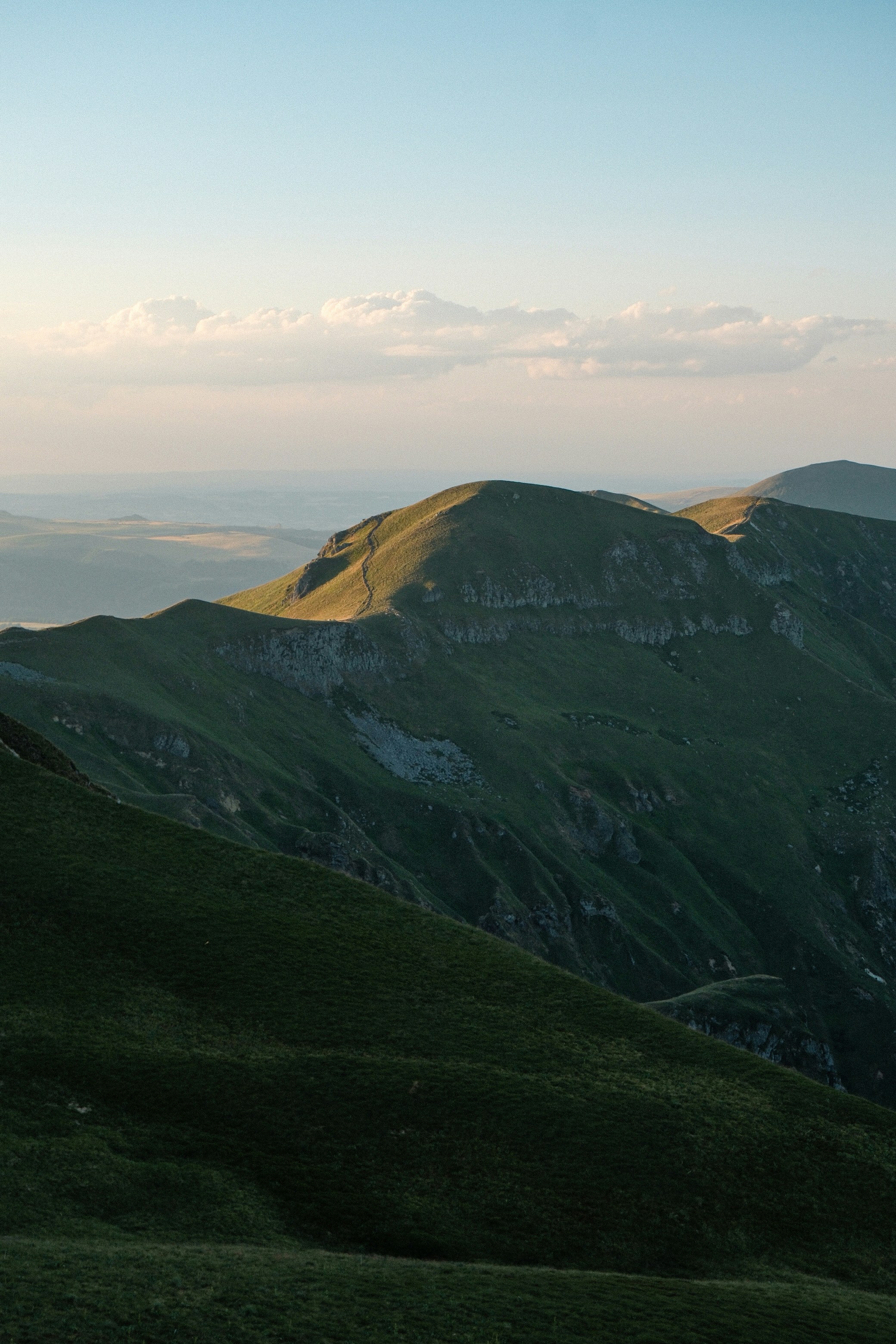 Golden Ridge at Dusk: A Quiet Sweep Across the Ridge