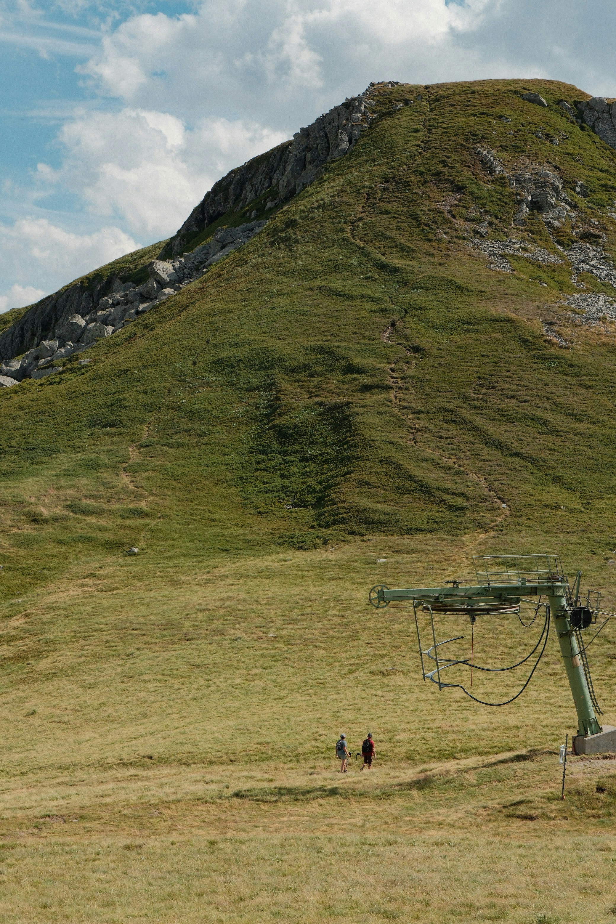 Ridge Ascent: A Quiet Tread Toward the Cable Car Line