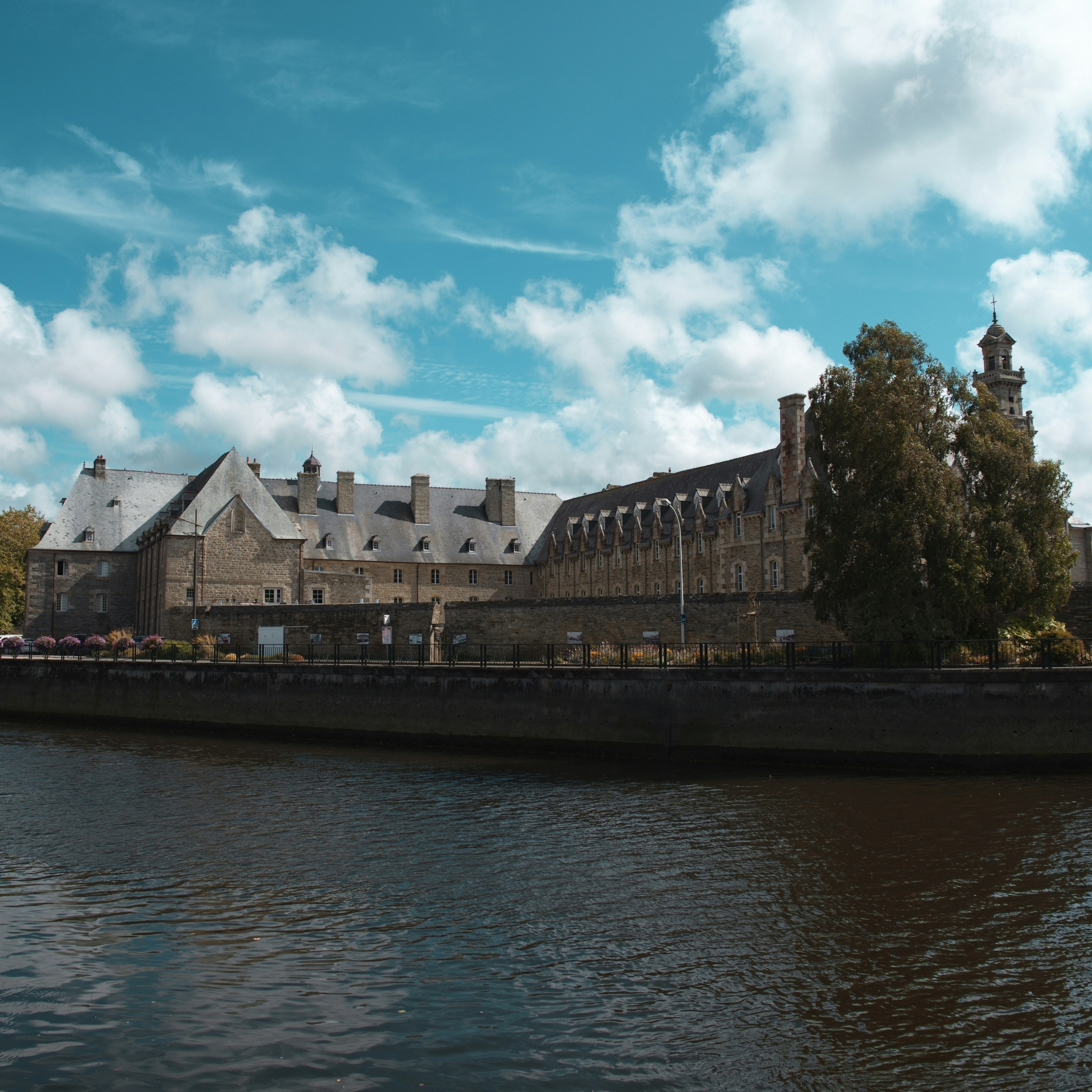 Riverside Courtyard: A Historic Stone Campus Along the Water