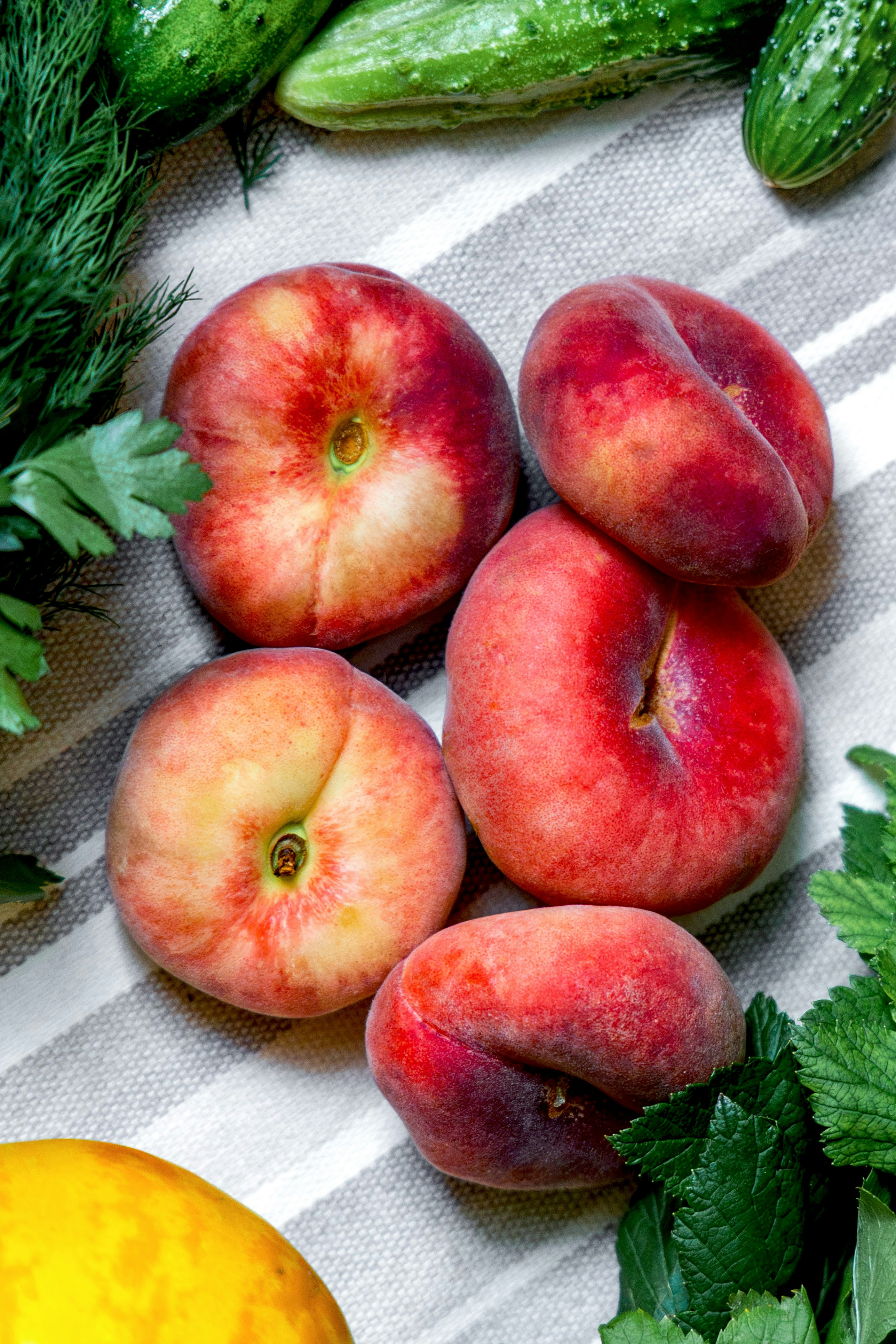 Sun-Warmed Nectar: Ripe Peaches Framed on a Textured Linen