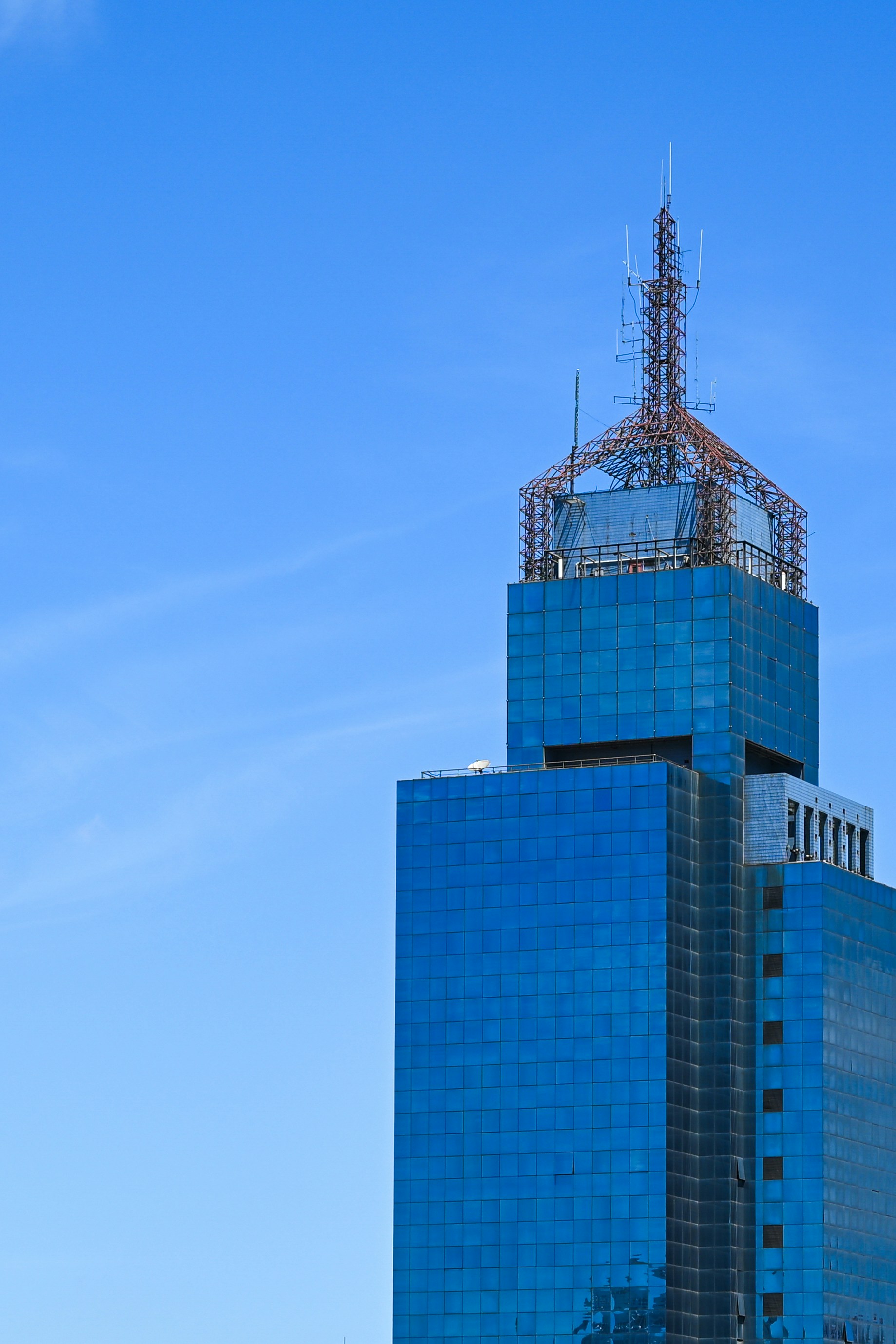 Blue Skyscraper Crown: A Towering Tech Needle Under a Clear Sky