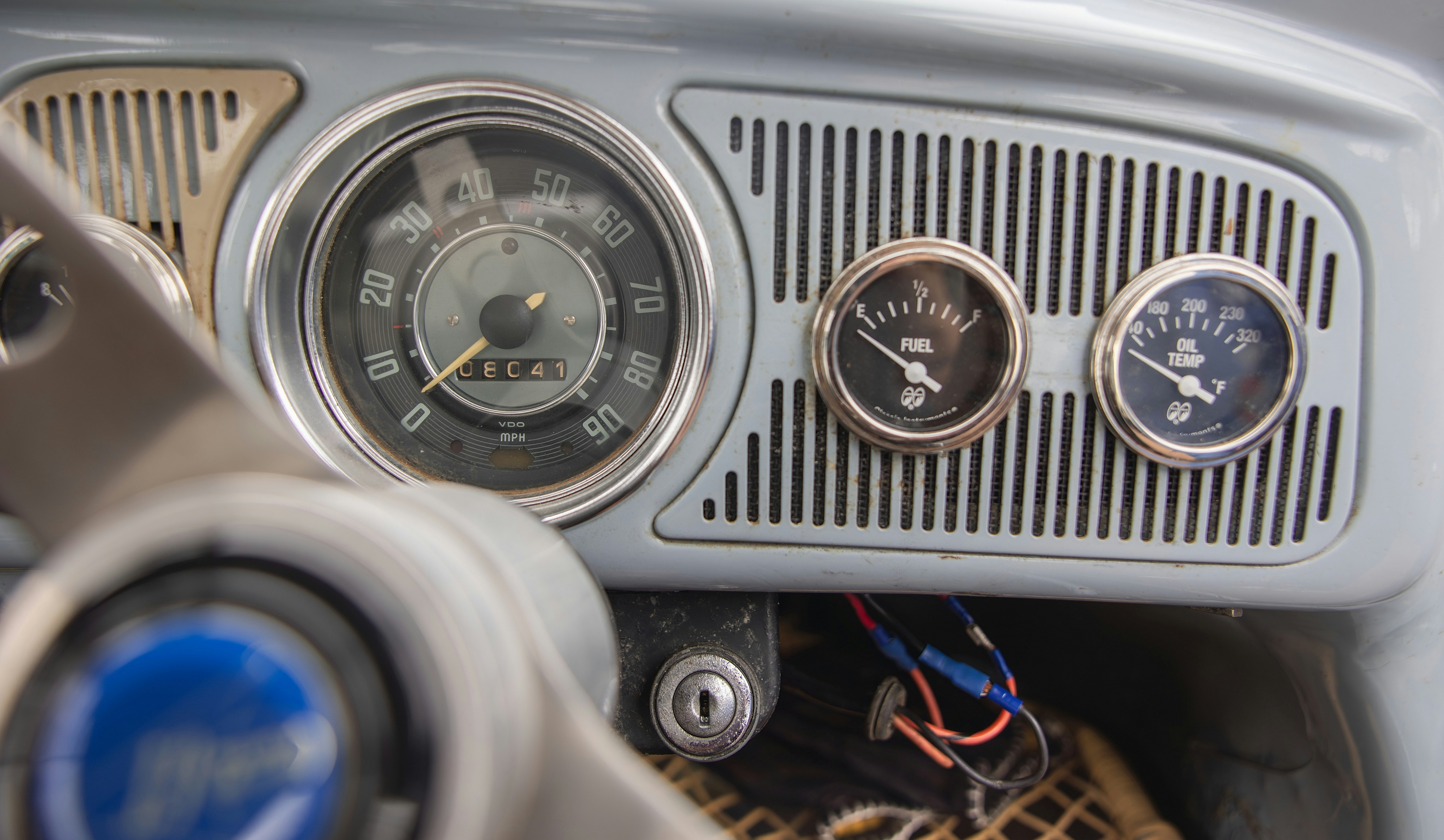 Old Dash, Quiet Pulse: Vintage Car Gauges in Focus