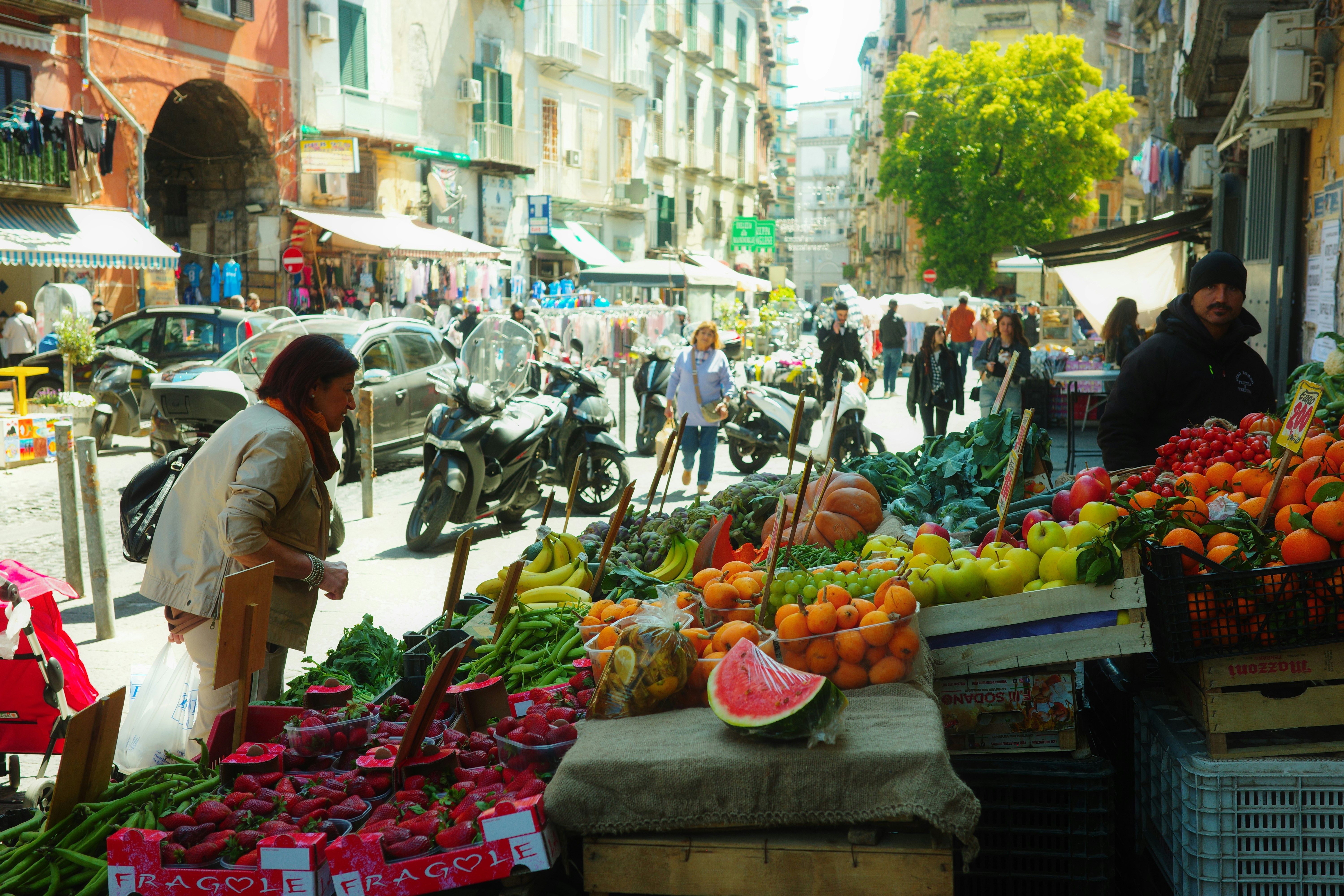 Market Orchard: A Slice of City Life Amid Colorful Stalls