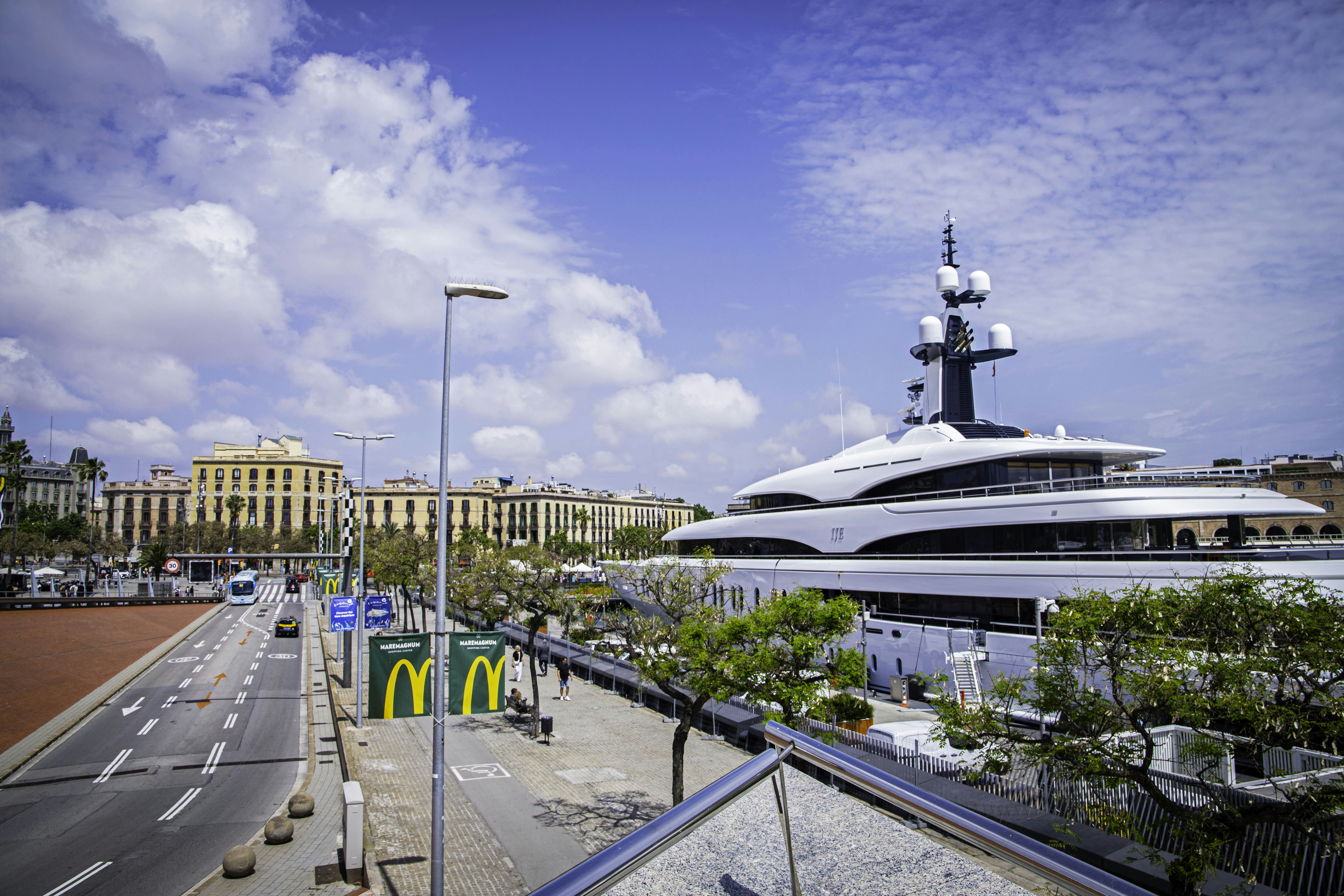 Harboring Luxus: A Marina View with a Sleek Superyacht and Cityscape