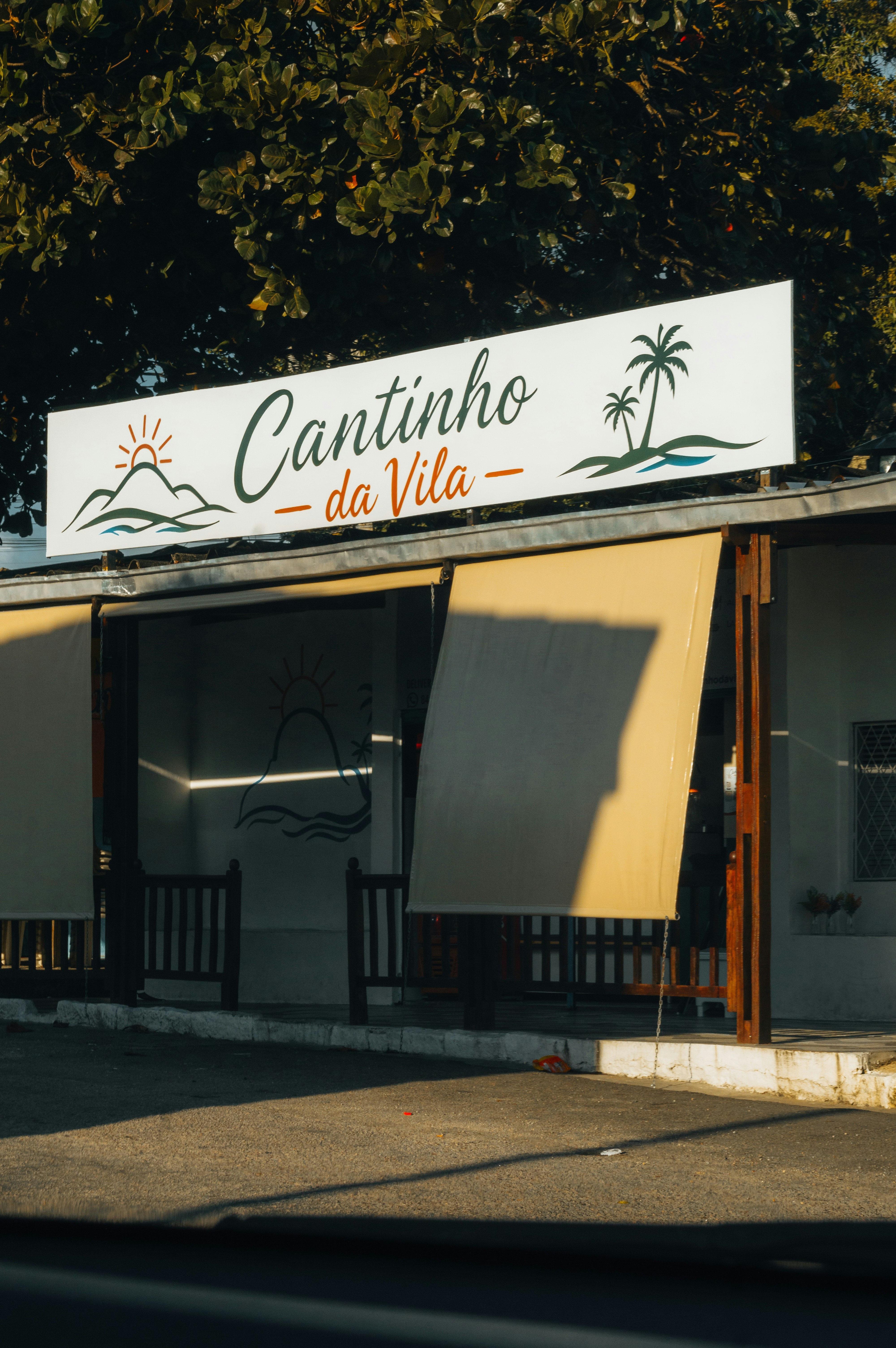 Cantinho da Vila: Shaded Café Verge Sign