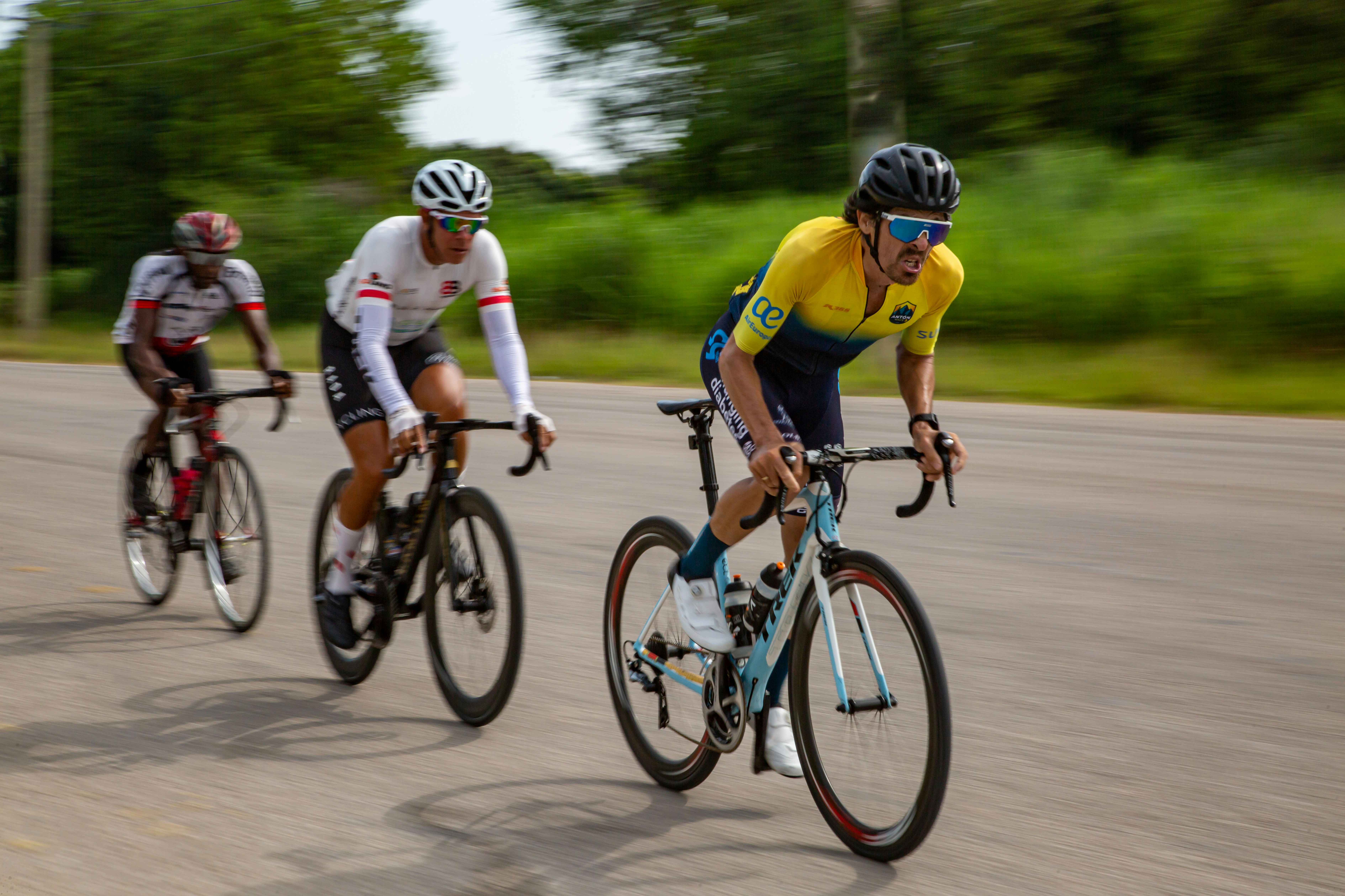 Chasing the Lead: A Determined Sprint in a Minor Pack
