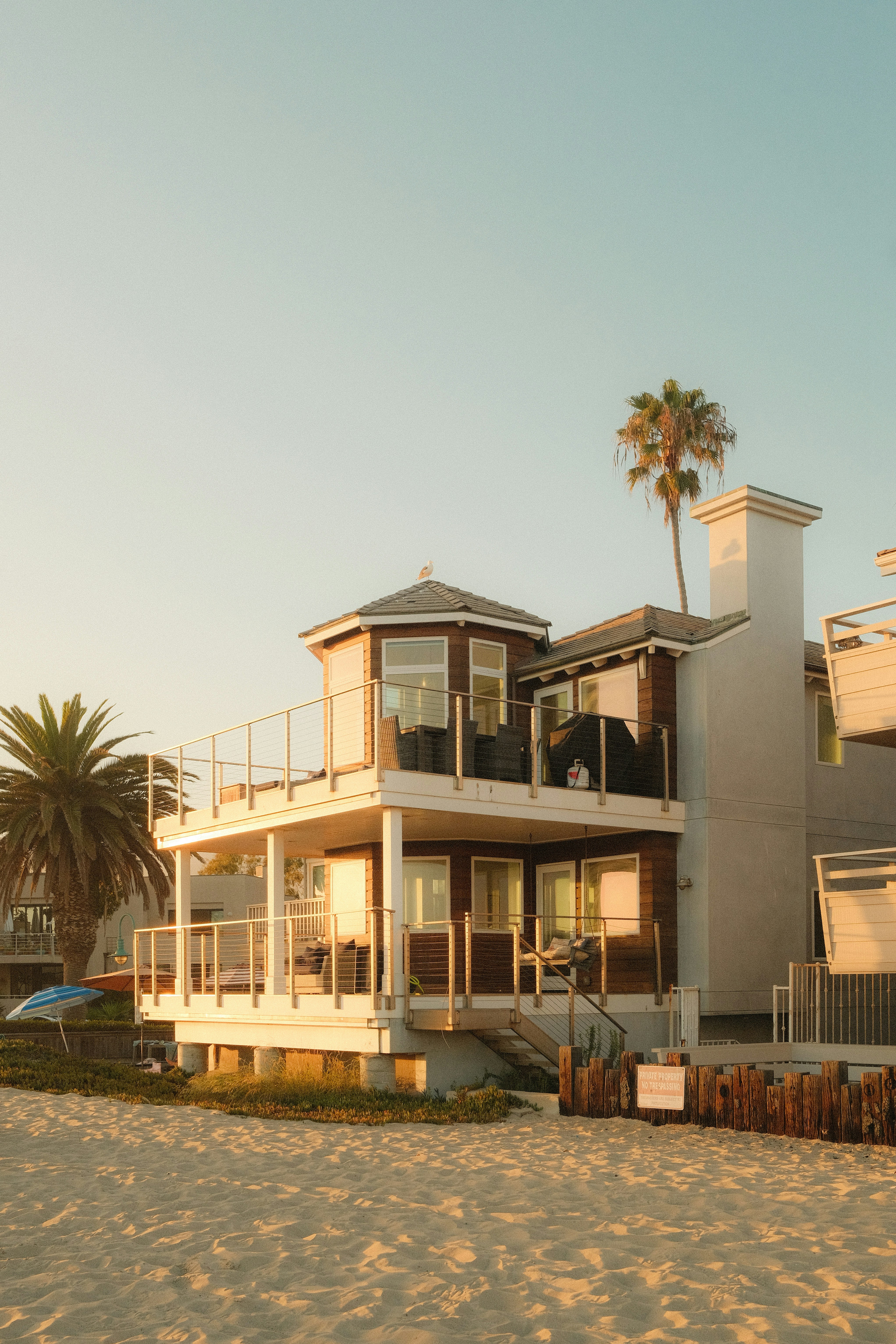 Sunlit Beach House: Modern Coastal Living at Dusk