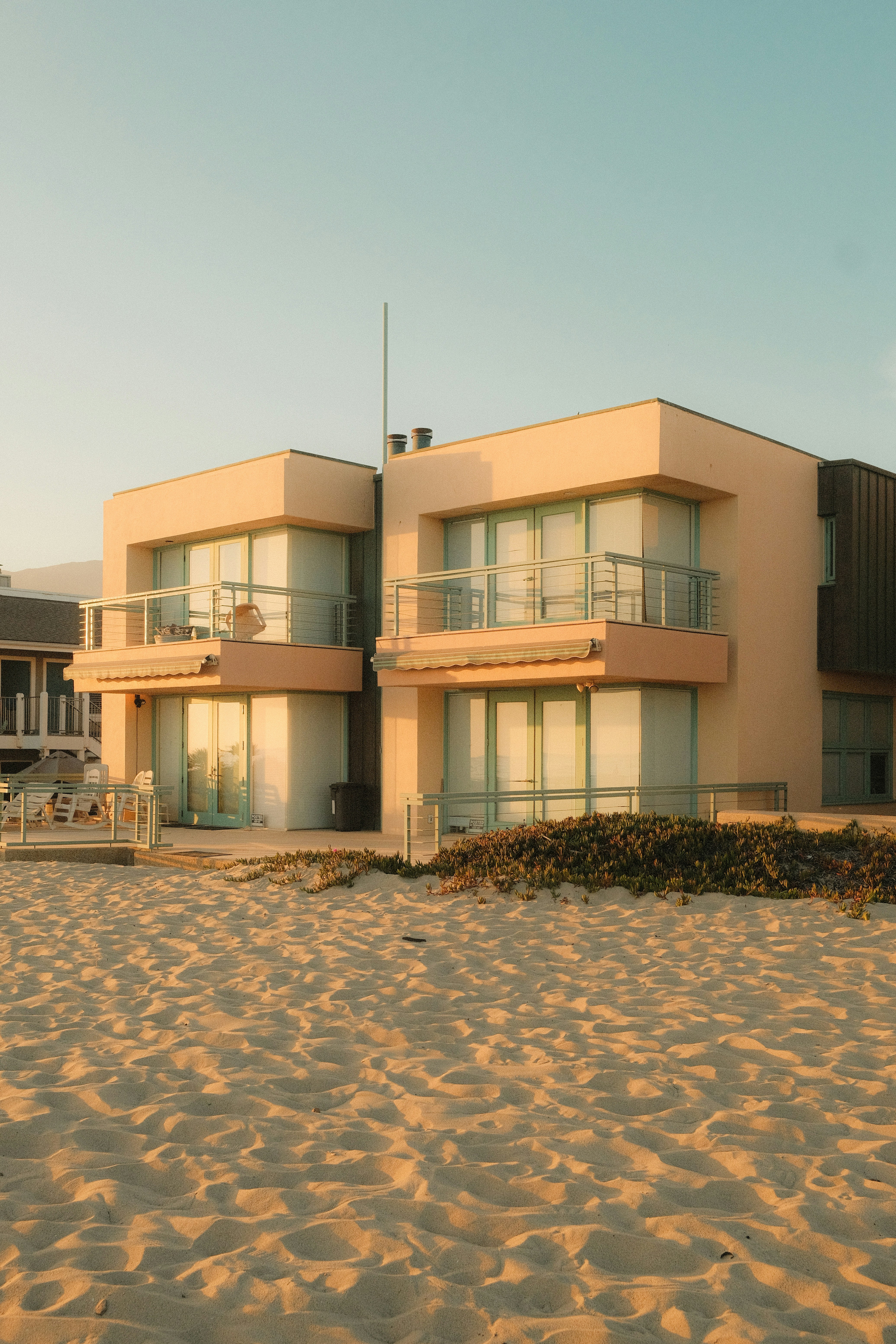 Sunlit Beachfront Villa: Calm Sands Meet Modern Architecture