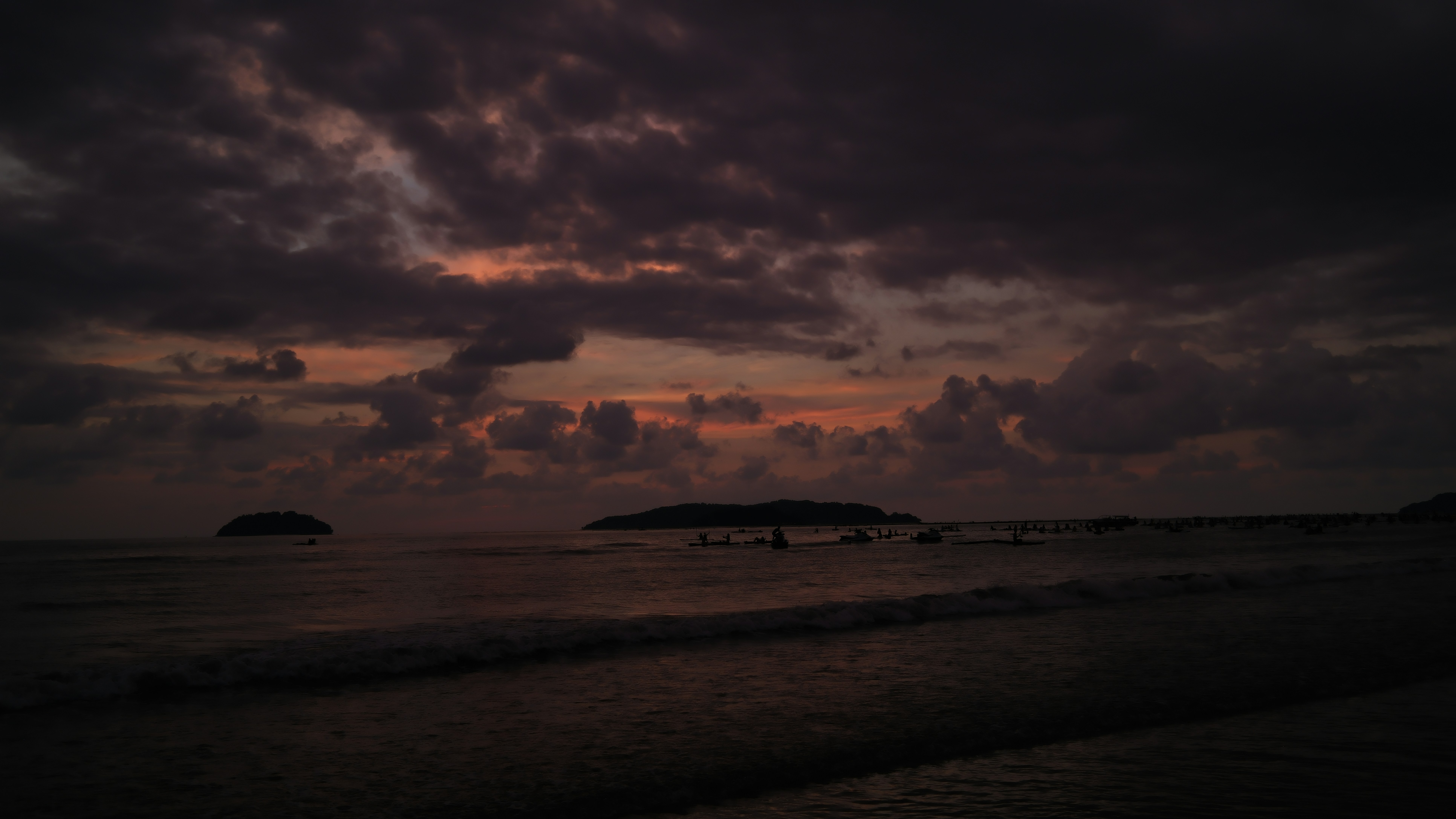Dusky Sea Horizon: Clouds Gather Over Quiet Tides