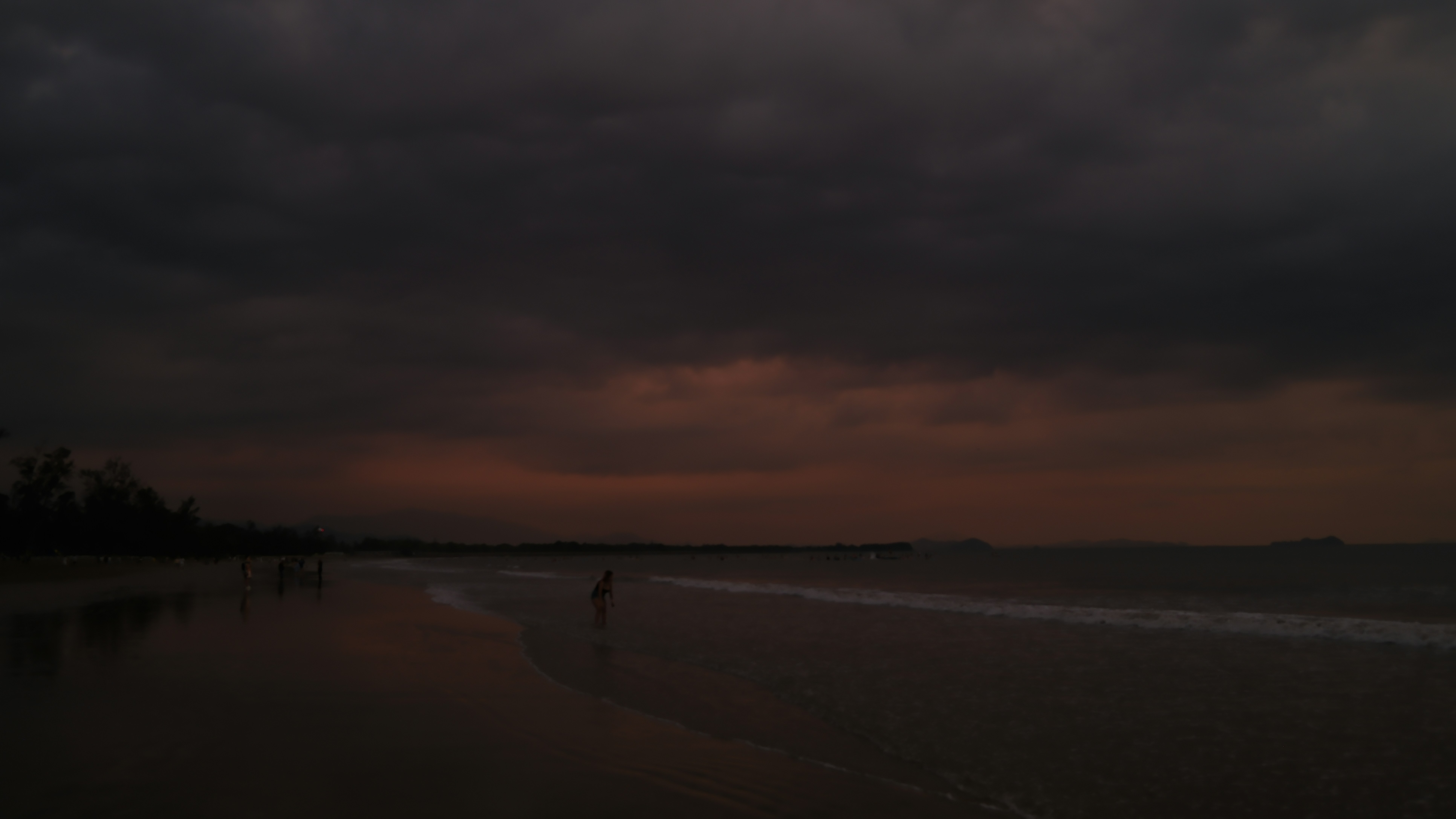 Hushed Shoreline at Dusk: A Quiet Spectrum of Purple and Ember