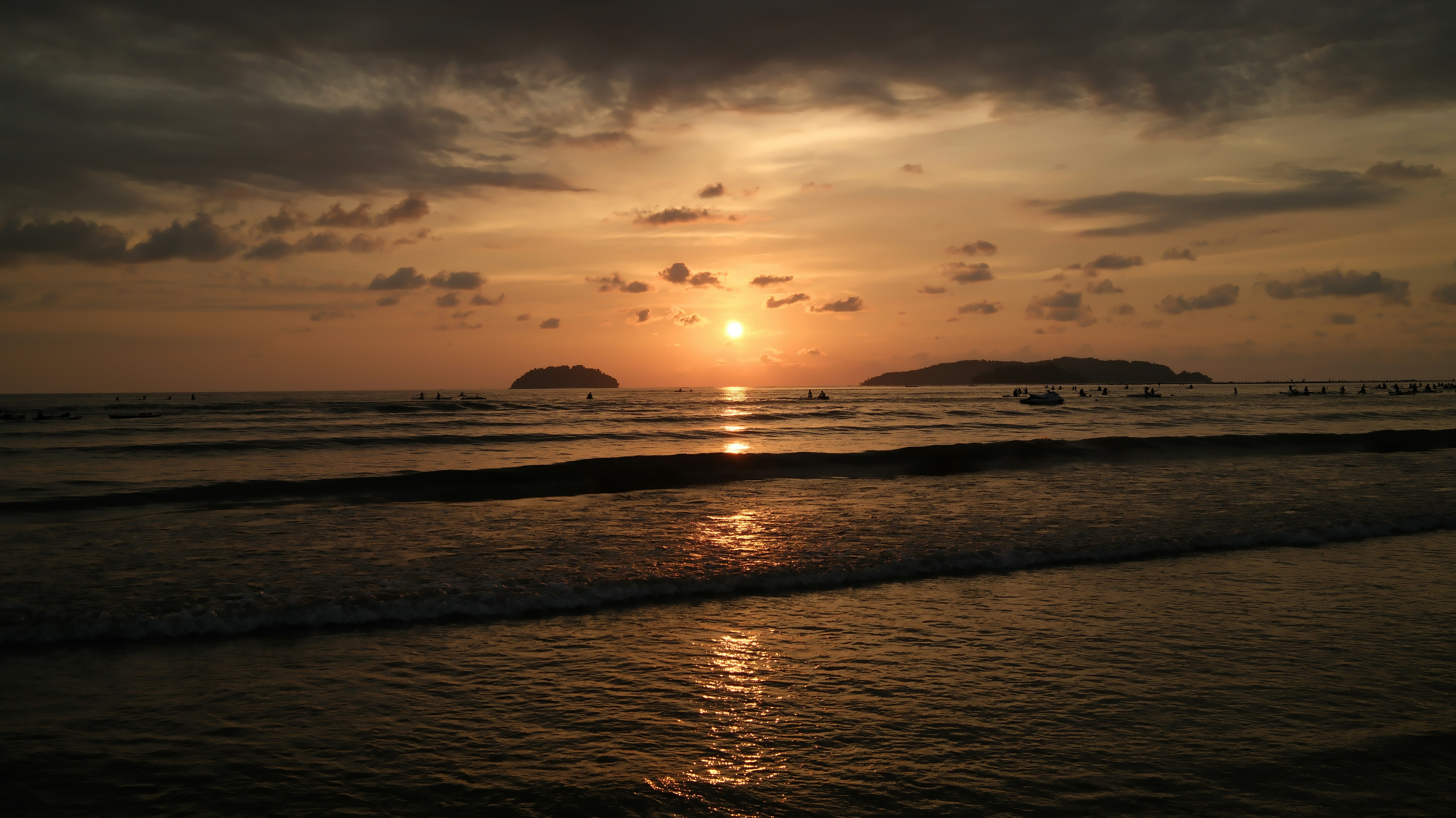 Sunlit Horizon: A Quiet Evening on the Tidal Shore