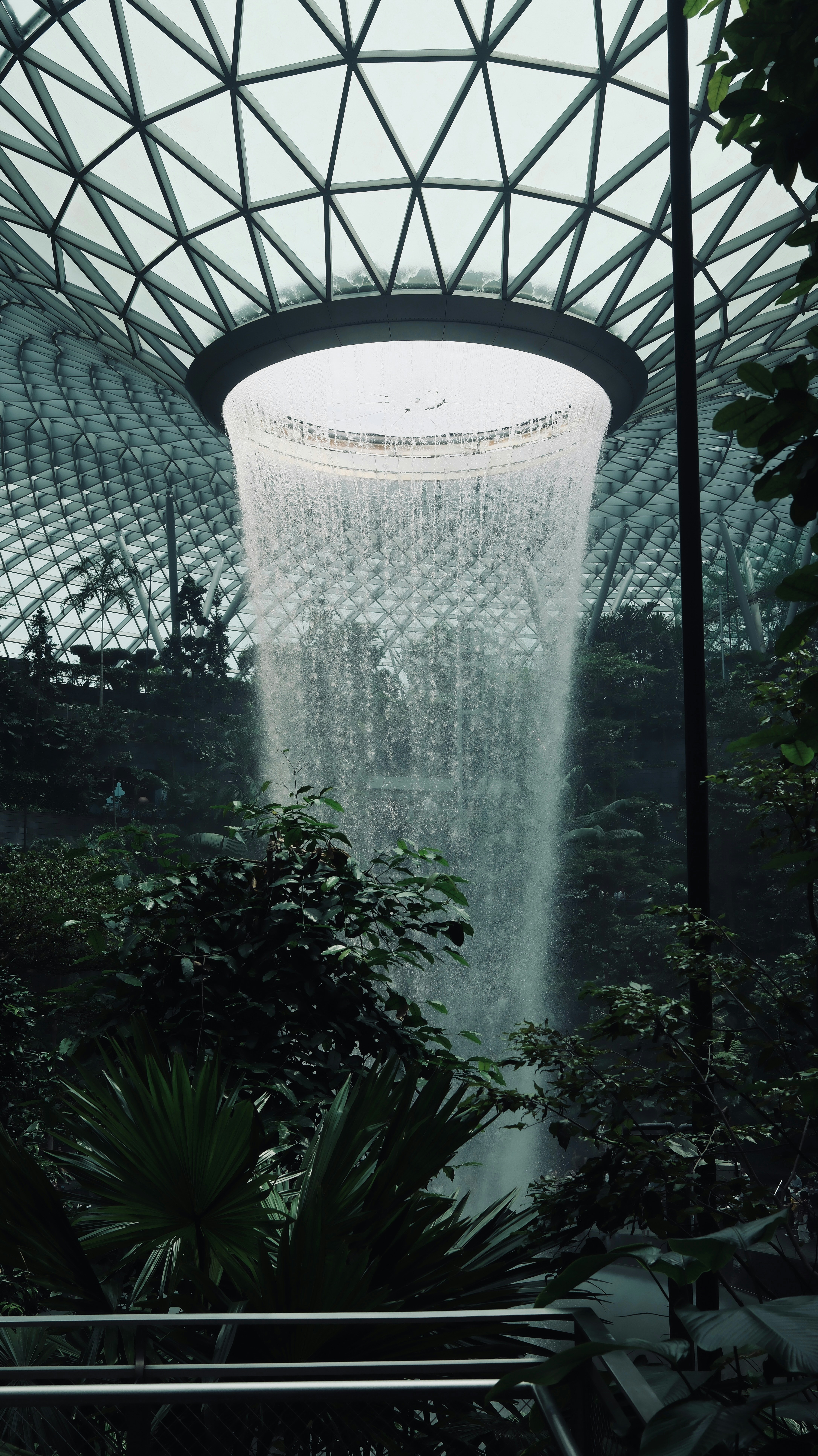 Hydraulic Crown: A Gusset of Water in a Geometric Conservatory