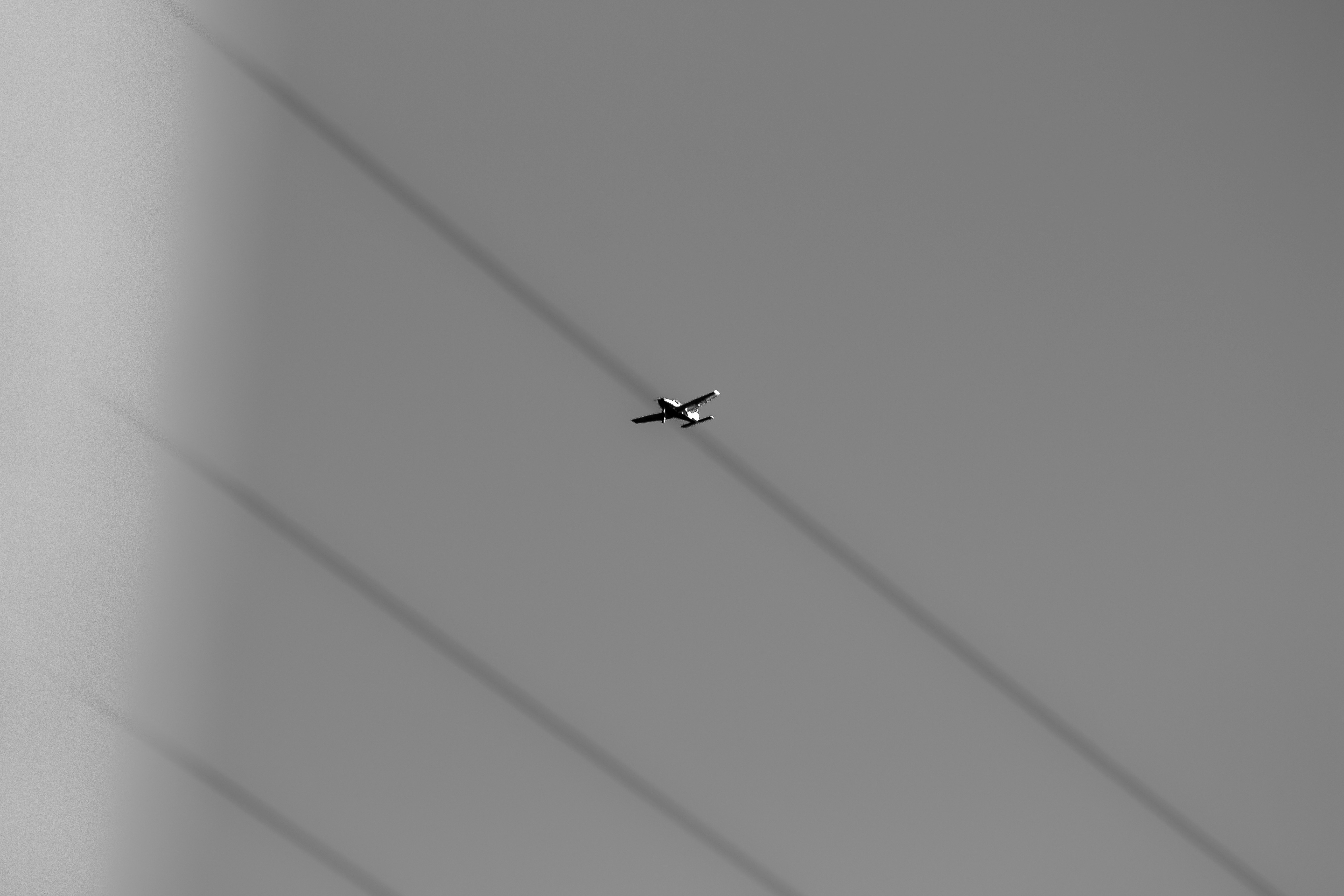 High-Altitude Frame: A Solo Airplane Tracing Quiet Strands
