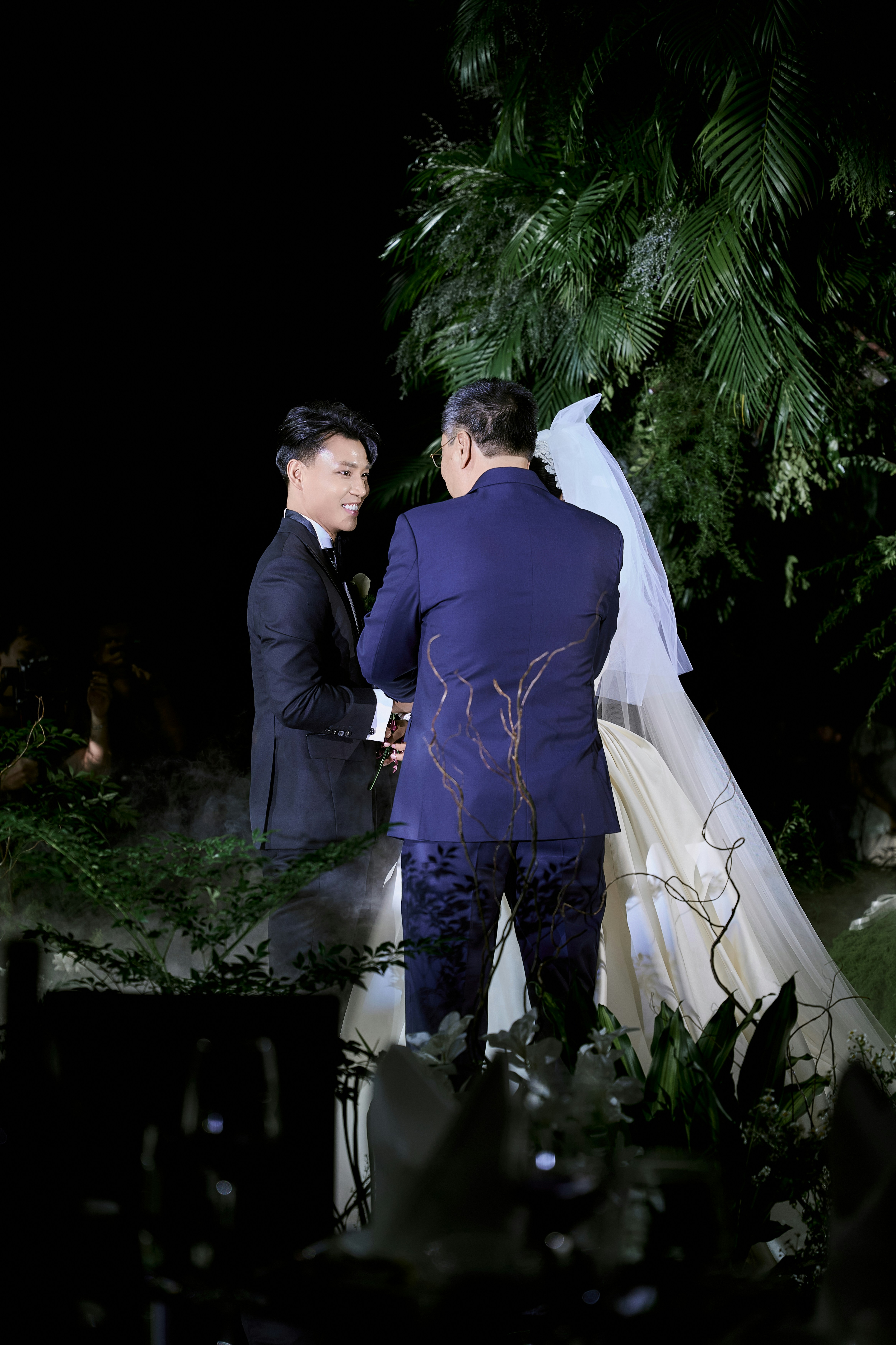 Front-Row Vows: An Evening Exchange Under Gentle Foliage