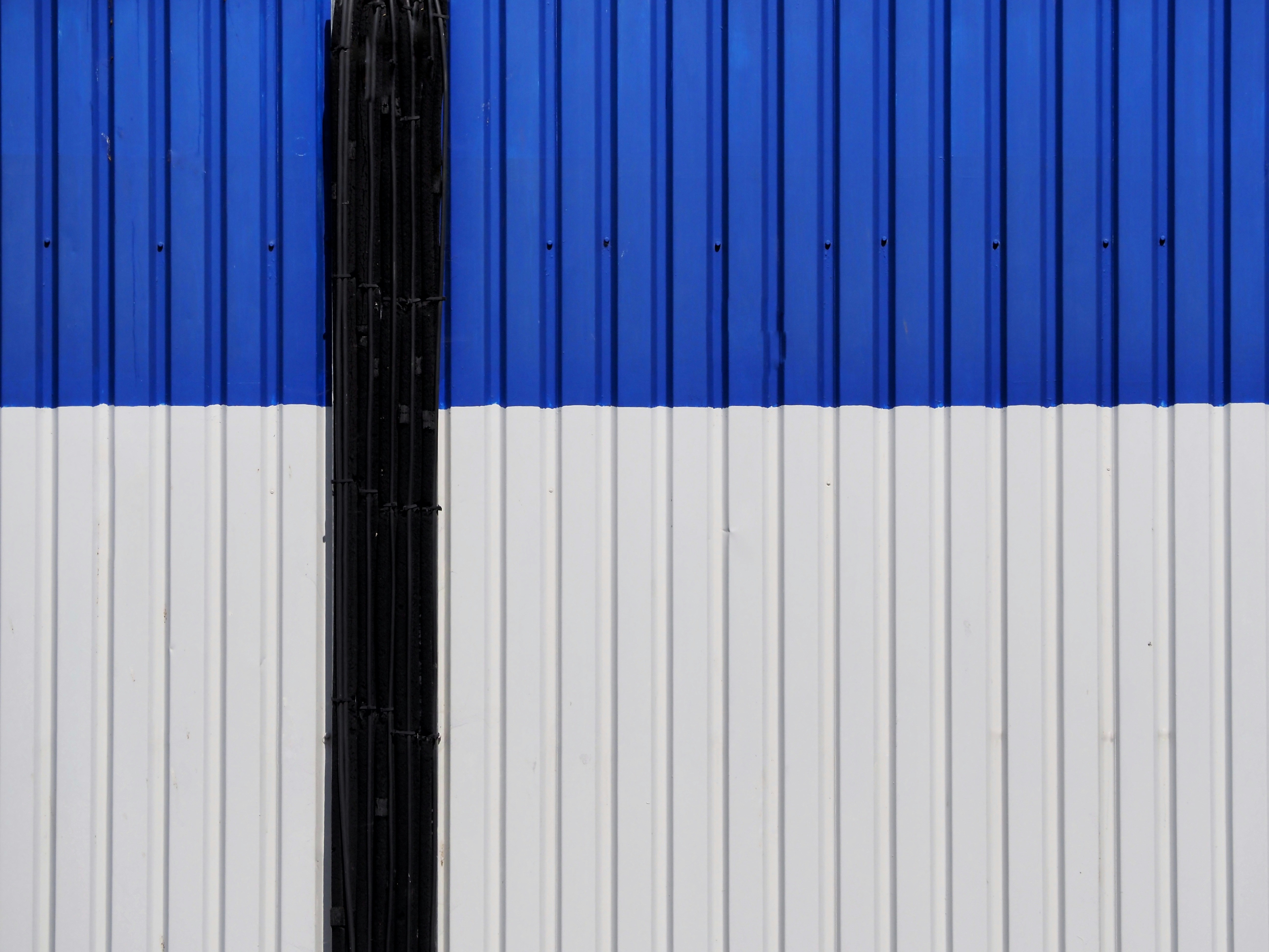 Blue-Ridge Panel: Vertical Black Seam Beyond a Striking Chromatic Divide