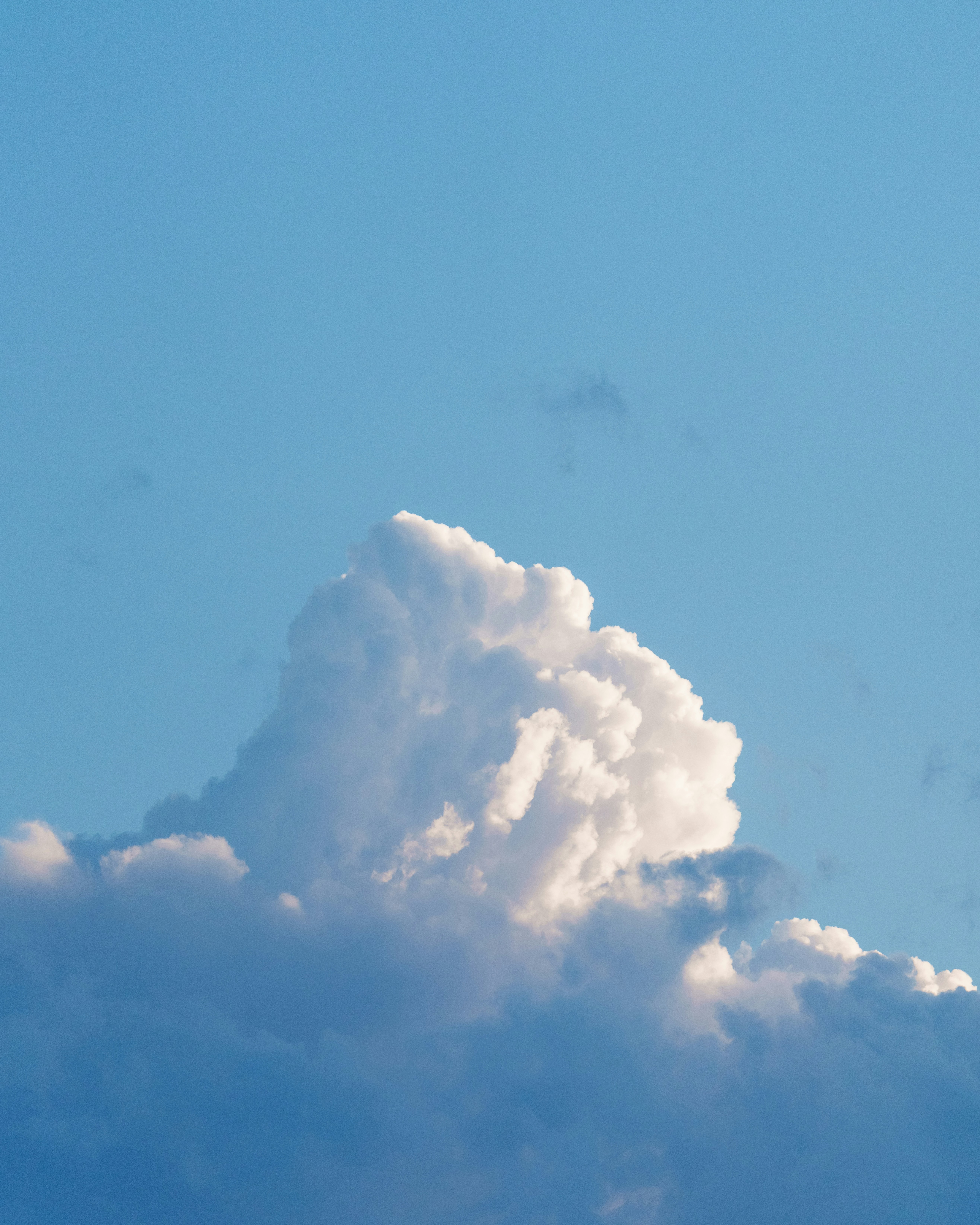 Cloud Crown: A Quiet Rise Above the Blue