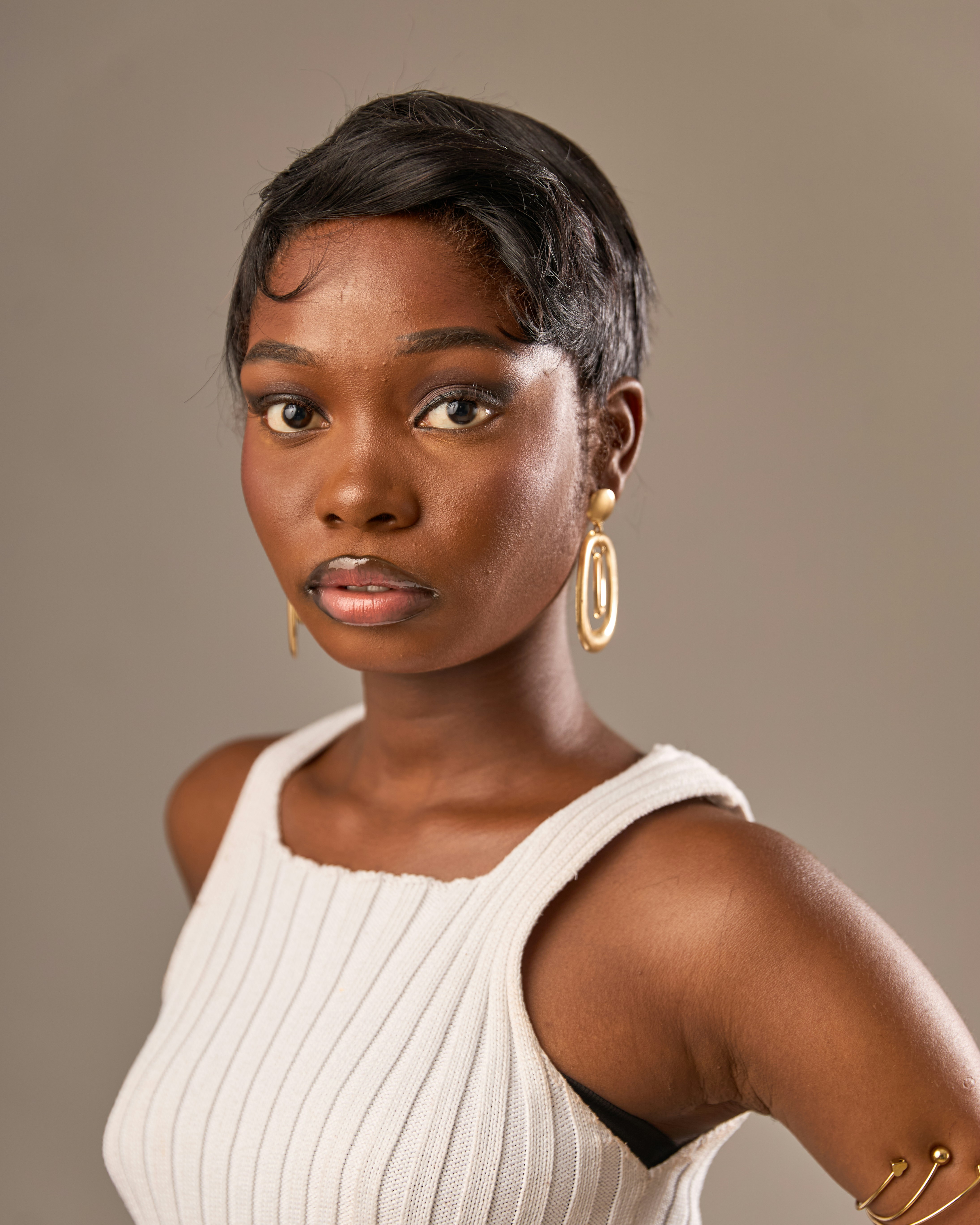 Portrait in Warm Studio Light: Soft Focus, Strong Eyes