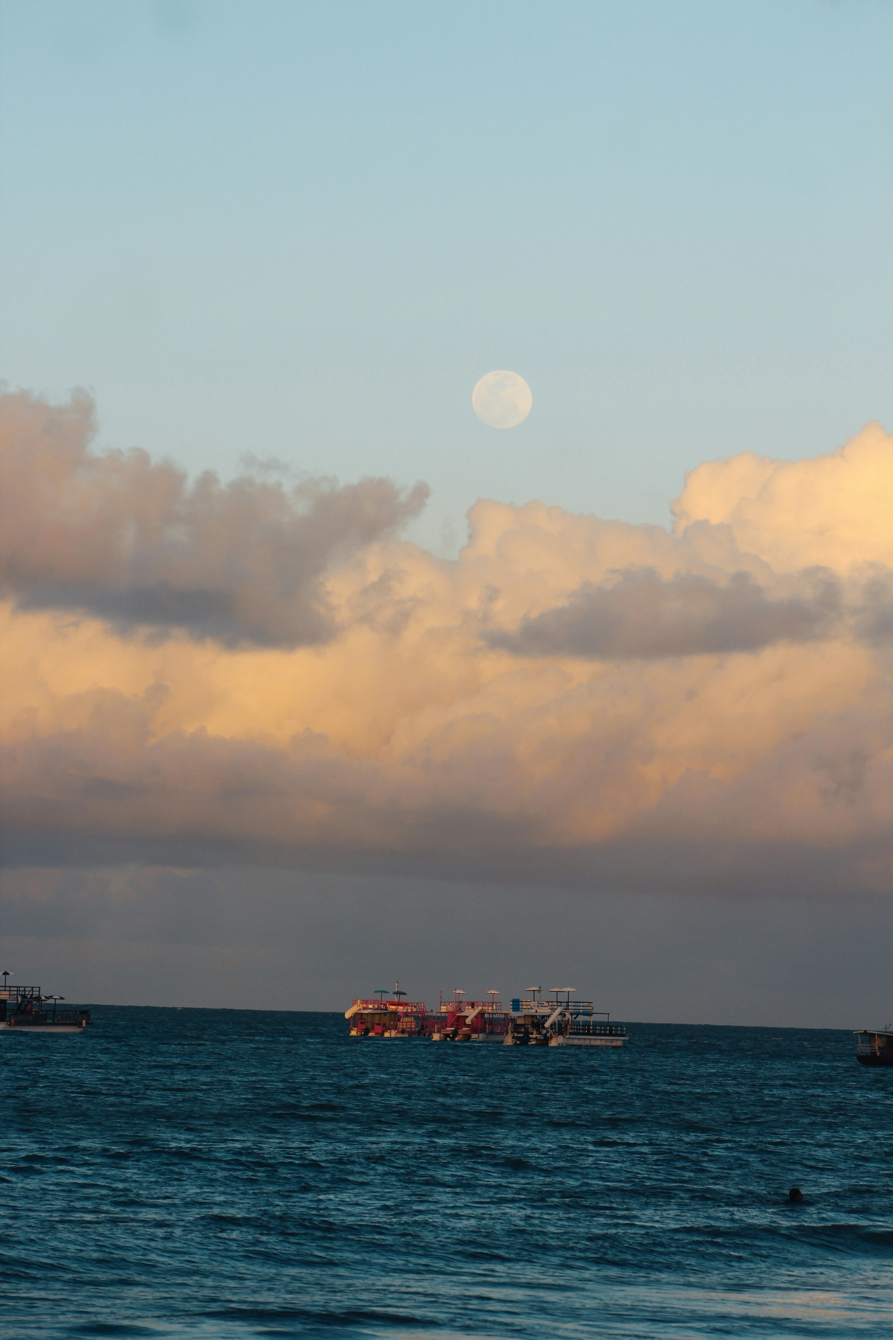 Moonrise over Wind-Swept Ocean: A Quiet Horizon