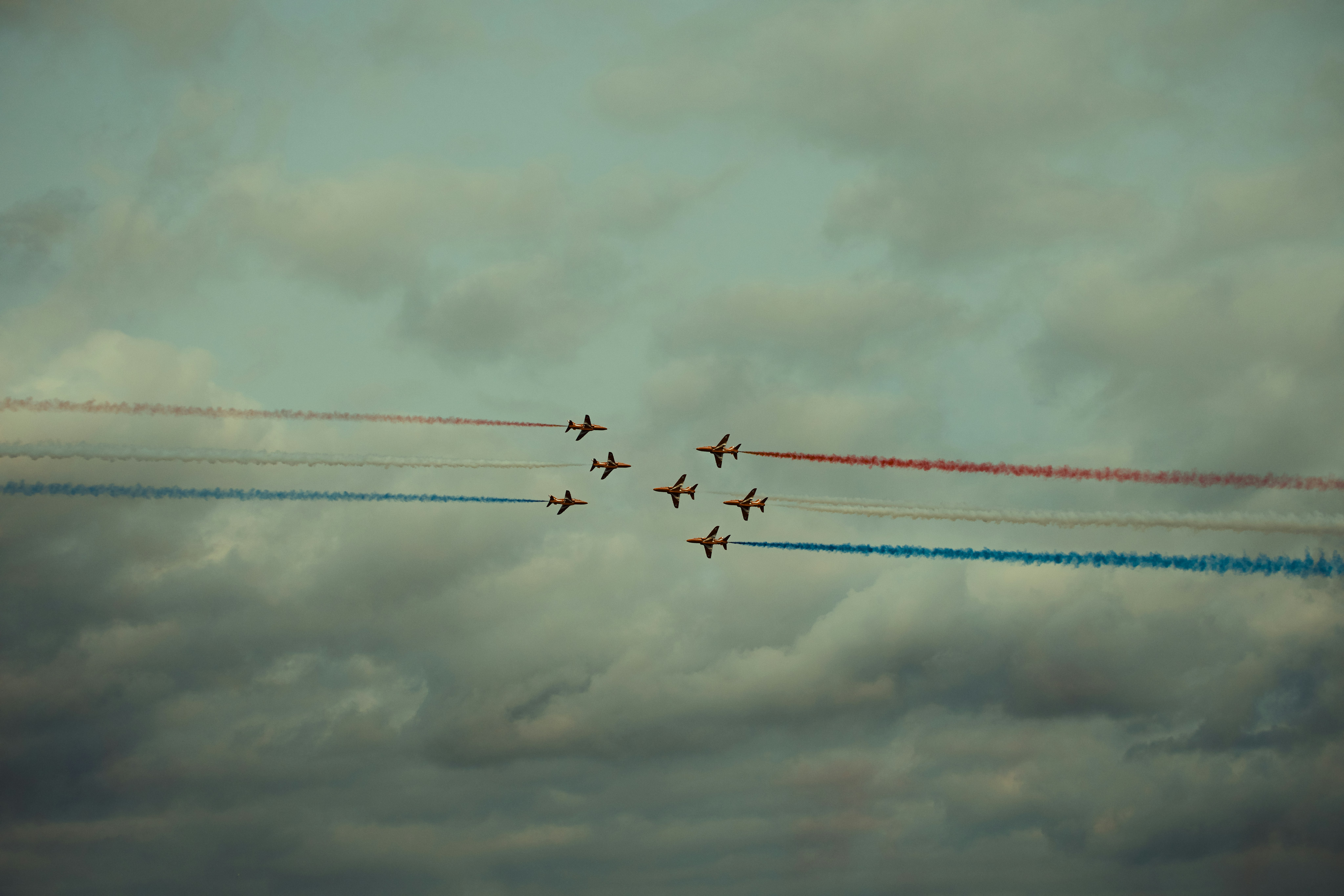 Vivid Skycraft: Tri-Color Contrails in Formation