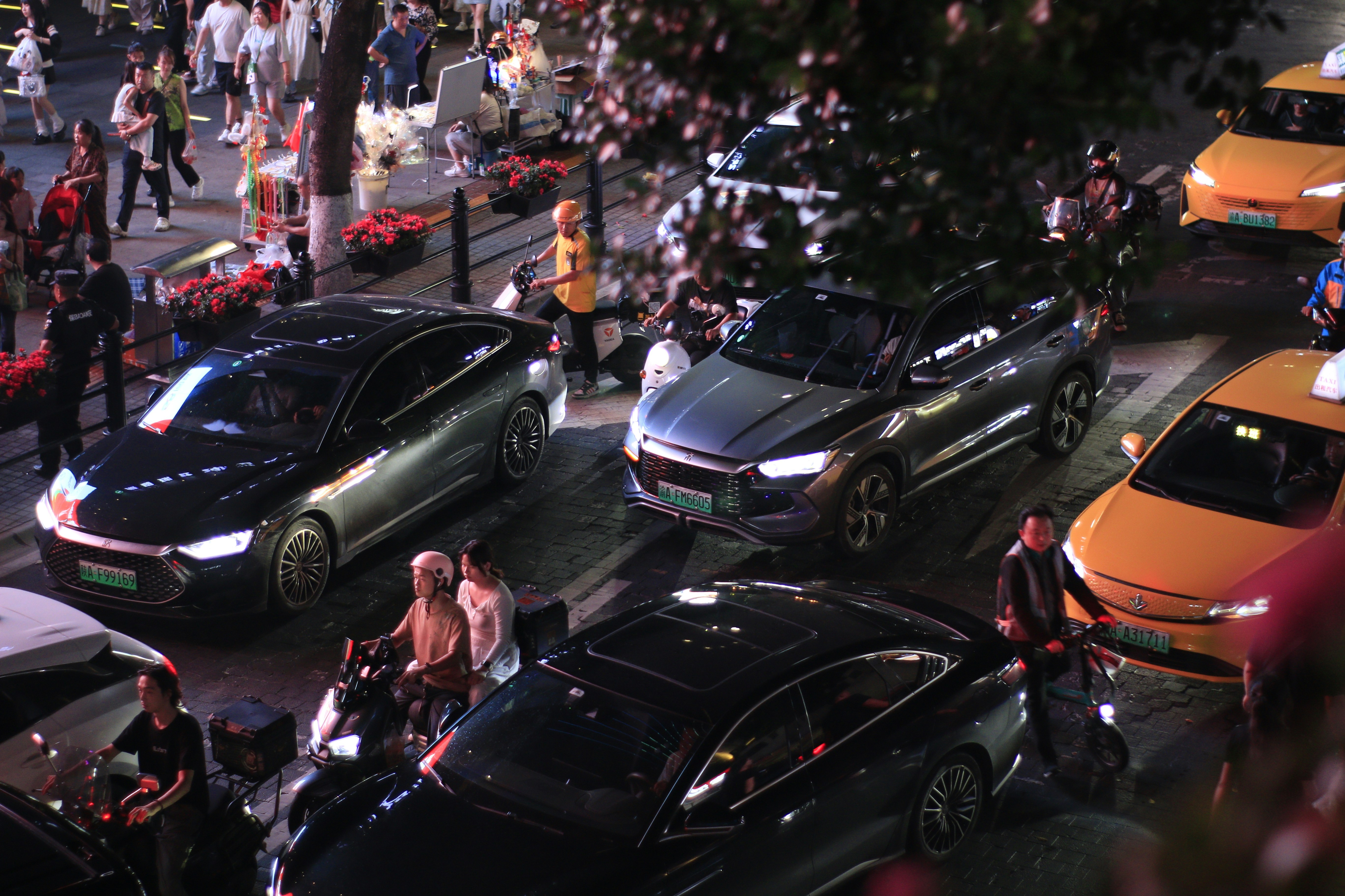 Neon Street: Cars Nook in Evening Traffic