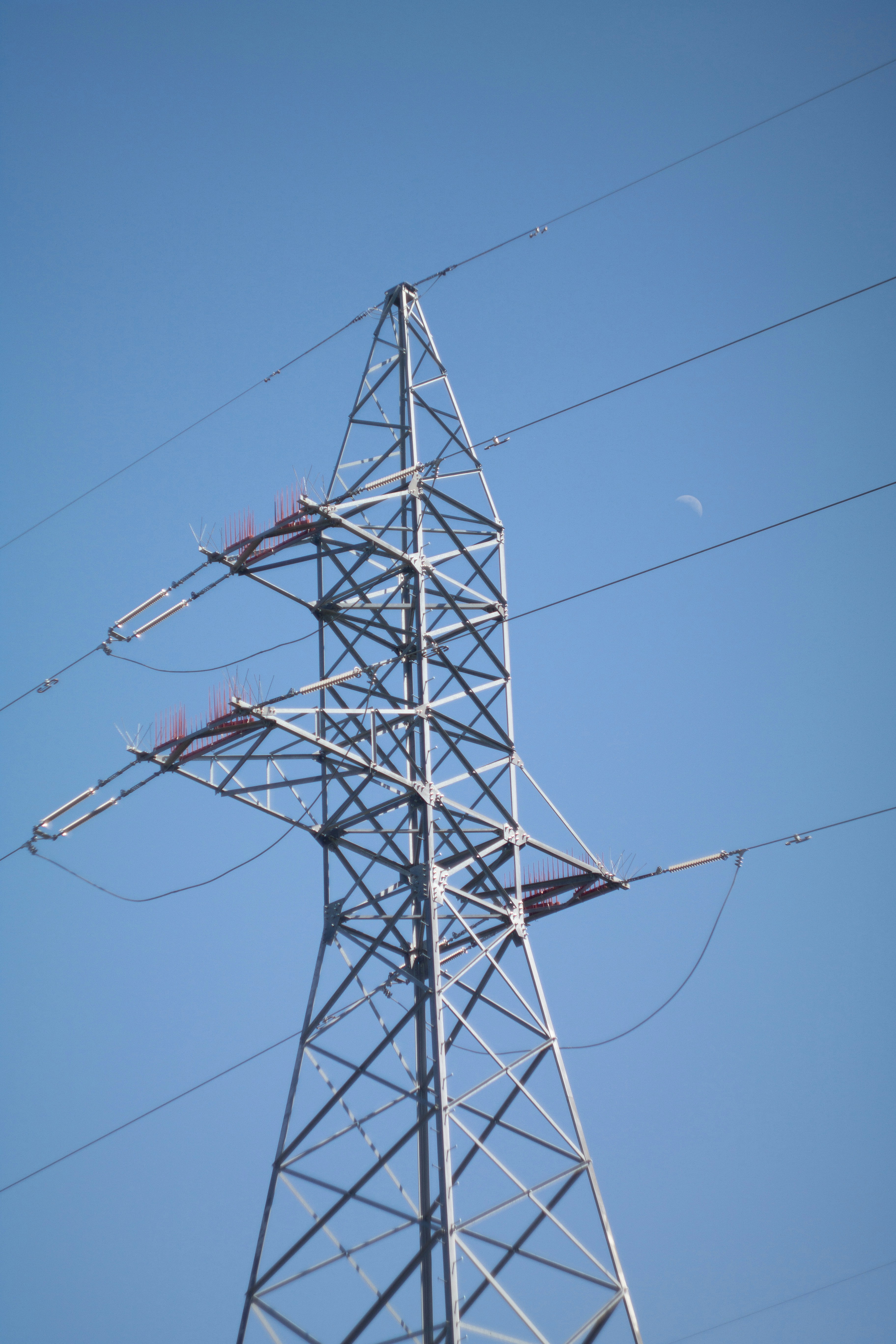 Towering Lattice: A Steel Skyline Against a Clear Sky